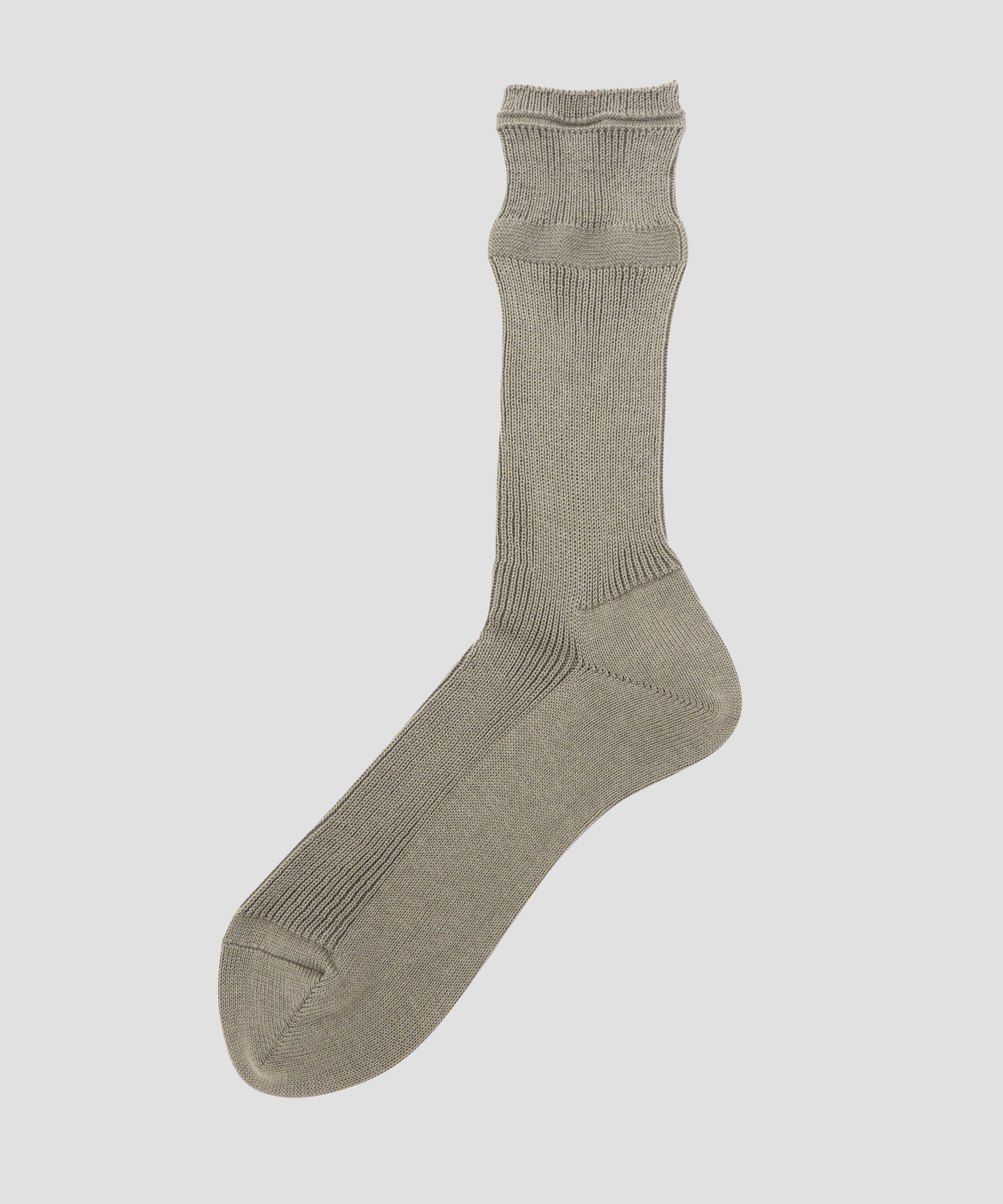MARGARET HOWELL（マーガレット・ハウエル）MEN FINE COTTON RIB SOCKSMHL.では珍しい薄手の細リブで仕上げた、すっきりとした表情のコットンソックス。履き口にタック切り替えを施し、さりげないアクセントを添...