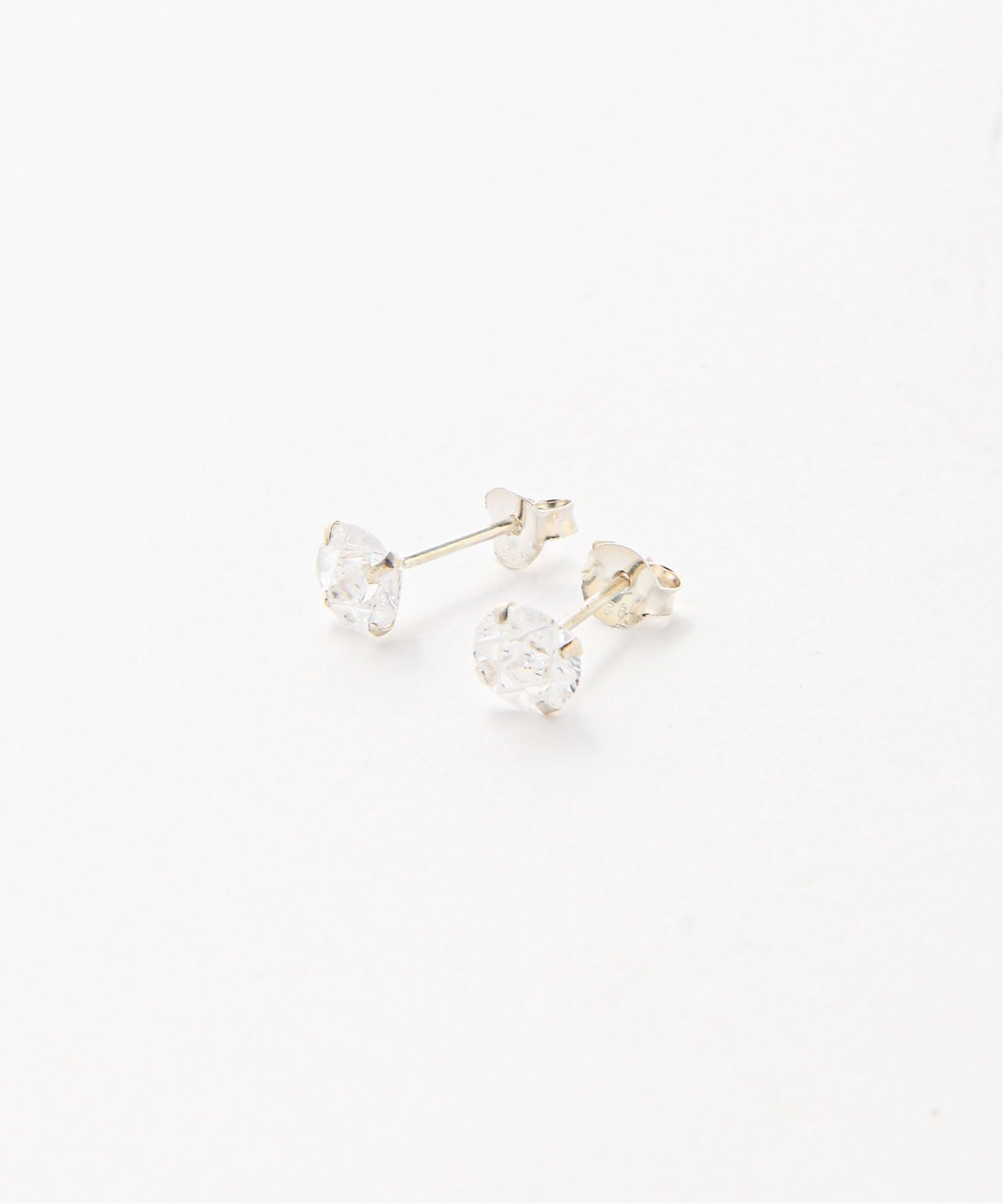 SCALA（スカラ）SCALABLANCHE/(U)Czスターラウンドピアス(SV925)スター模様のカットが施されたピアスは、シンプルだけどスタイリッシュな雰囲気を演出するひと品。繊細なディティールが耳元に華やかさをプラスし、コーディネー...