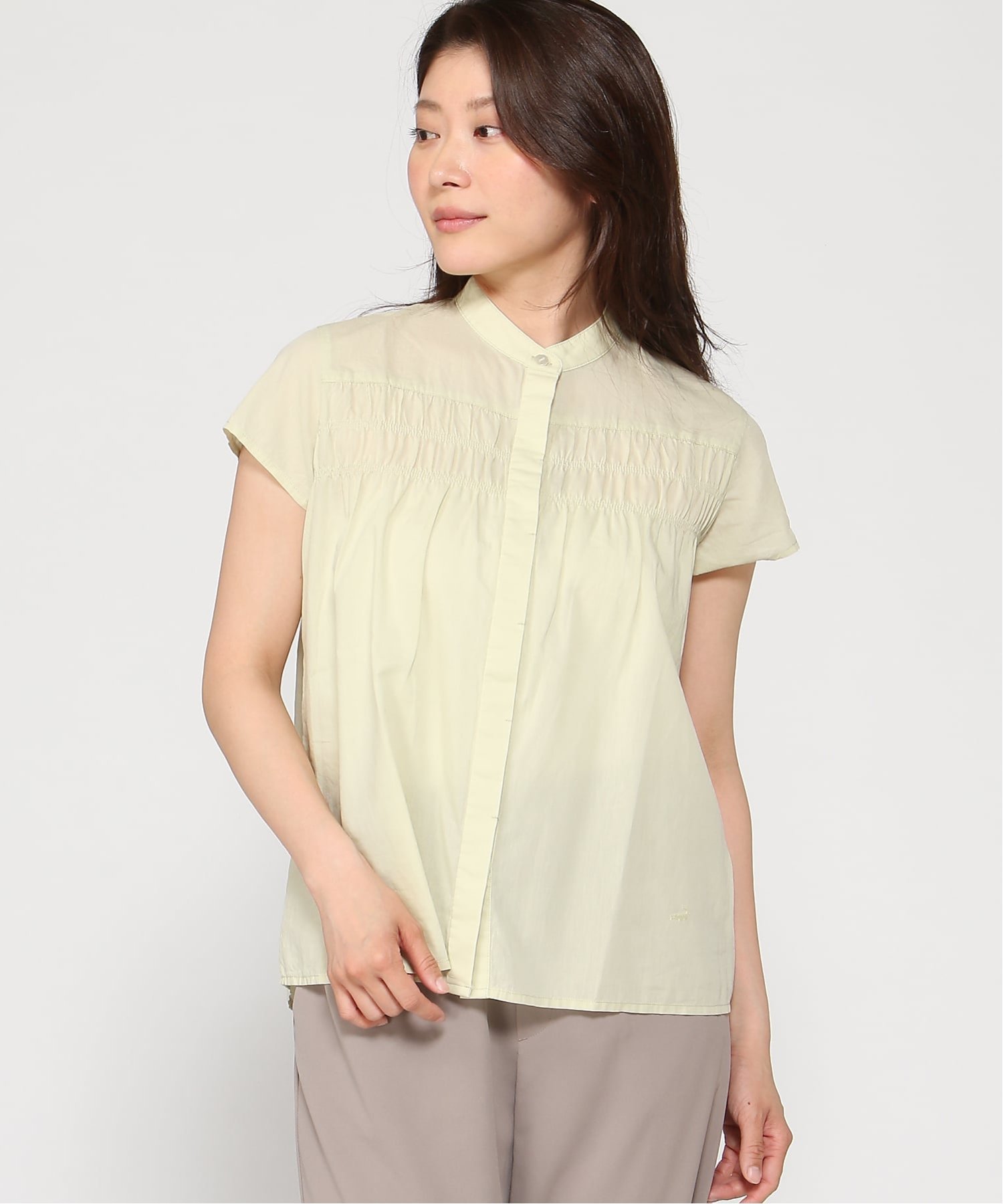 CROCODILE（クロコダイル）(W)ギャザー バンドカラーブラウス■デザインバスト部分に施されたギャザーデザインが特徴的な半袖ブラウス。二の腕をカバーする袖丈で、バンドカラーが首元をすっきりと見せてくれます。フロントボタンで開閉でき、洗...