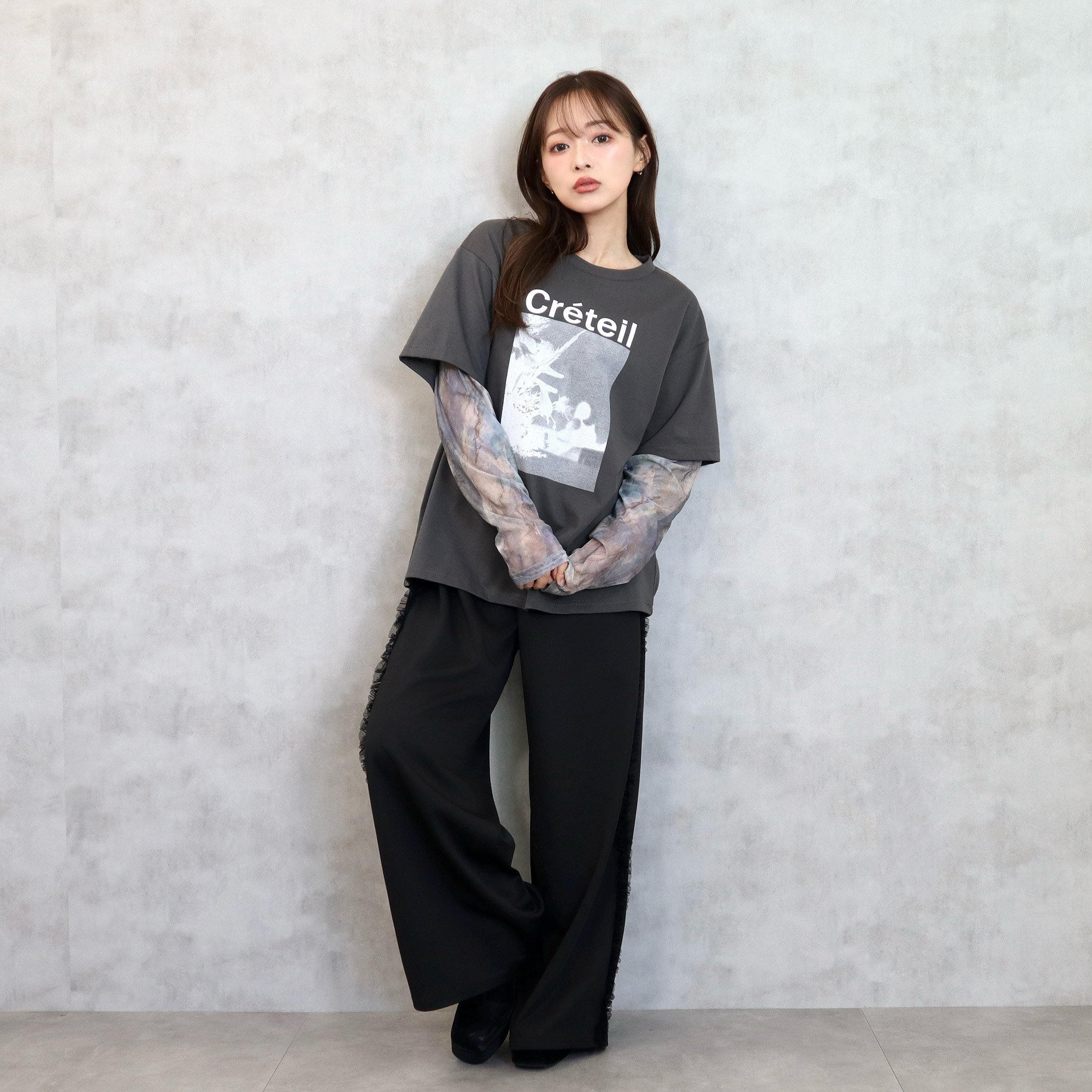CECIL McBEE（セシルマクビー）カットツイルサイドフリルワイドパンツサイドにチュール素材をドッキングしたデザインワイドパンツ。スタイリングに軽やかさと女性らしさをプラスします。ワイドシルエットで脚のラインを拾いにくく、体型カバーしな...