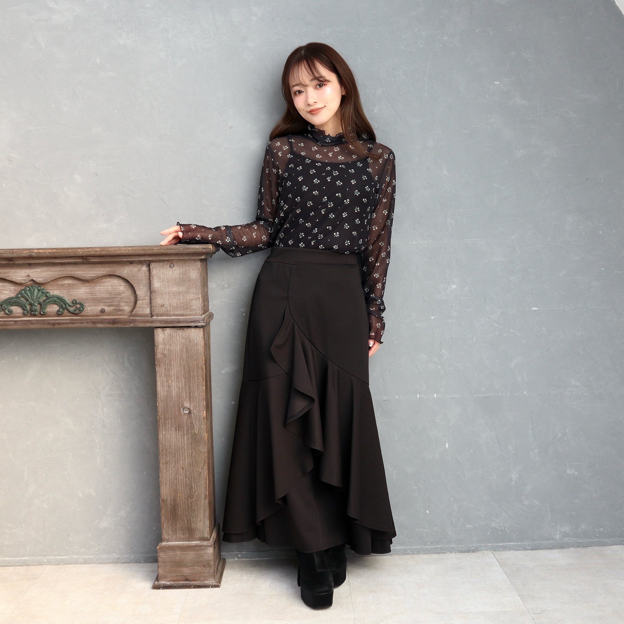 CECIL McBEE（セシルマクビー）カットツイルフリルスカート落ち感のきれいなカットツイル素材を使用したラッフルスカート。動くたびに揺れるフリルデザインが、女性らしく華やかな印象を演出します。腰まわりはすっきりと見せつつ、裾に向かって広...