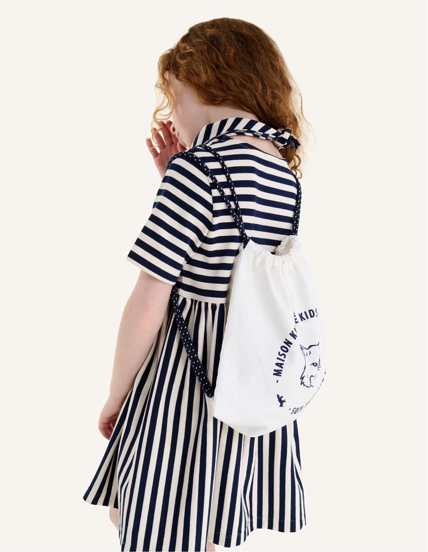 MAISON KITSUNE（メゾン キツネ）FOX HEAD KID CANVAS BACKPACKSPRING/SUMMER 2026 COLLECTIONキッズキャンバスバックパック。フロントにフォックスヘッドのプリントが施されていま...