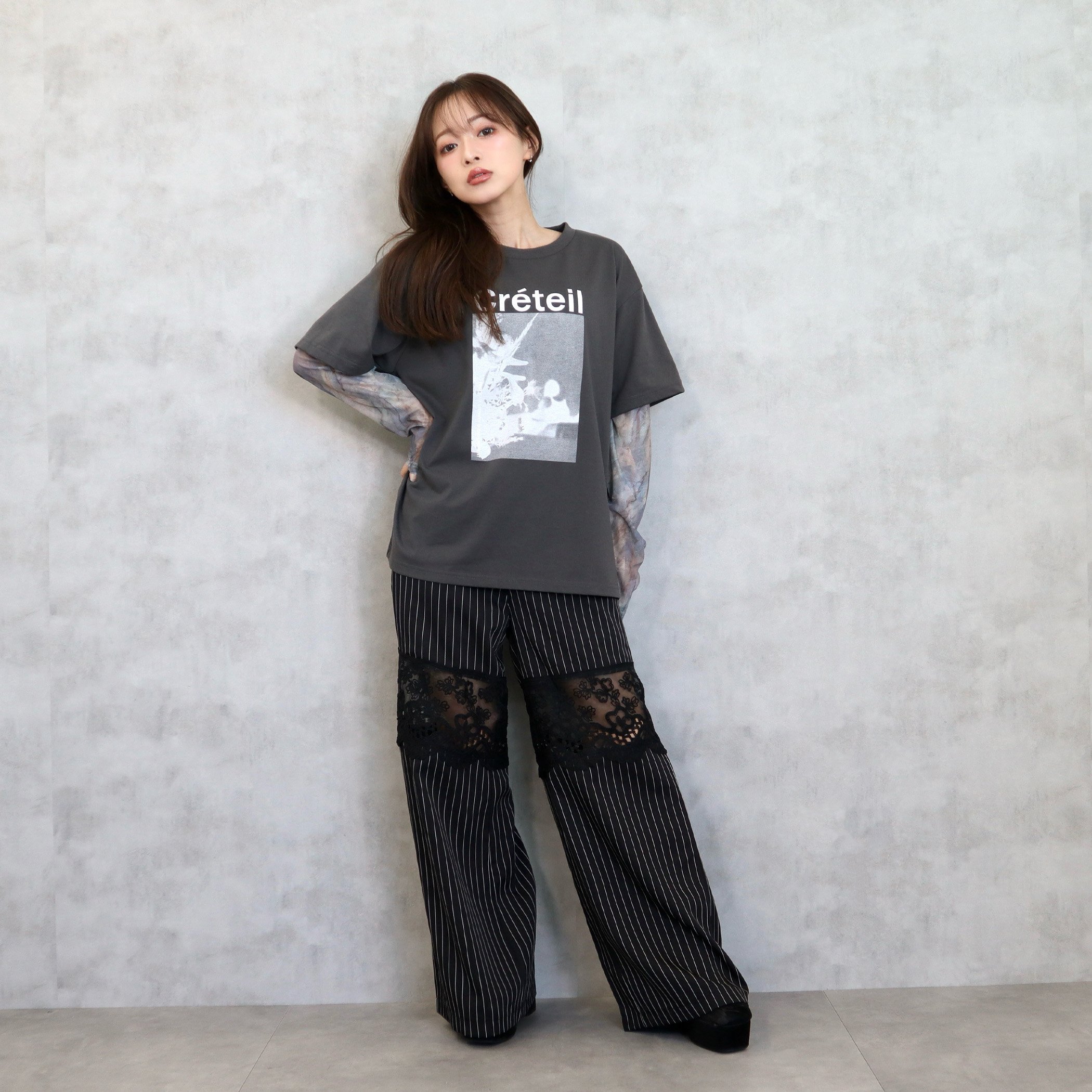 CECIL McBEE（セシルマクビー）ストライプレース切り替えパンツいつものコーデに新鮮さをプラスしてくれるパンツ。太もも部分のレース切り替えが、さりげない肌見せで抜け感をプラス。レース使いが、上品な印象を与えてくれます。体型を拾わずにス...