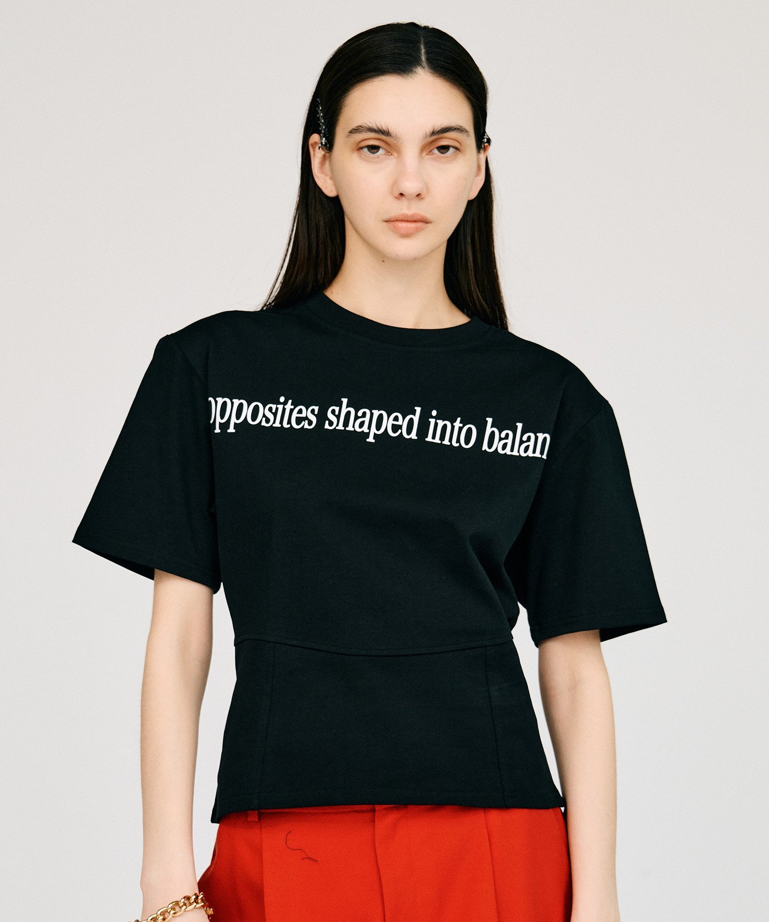 PRANK PROJECT（プランク プロジェクト）ショルダーパッドロゴTEE / Shoulder Pad Logo T-ShirtーStyleーフロントにメッセージロゴを配した、肩パッド入りのパワーショルダーTシャツ。構築的に仕込んだシ...
