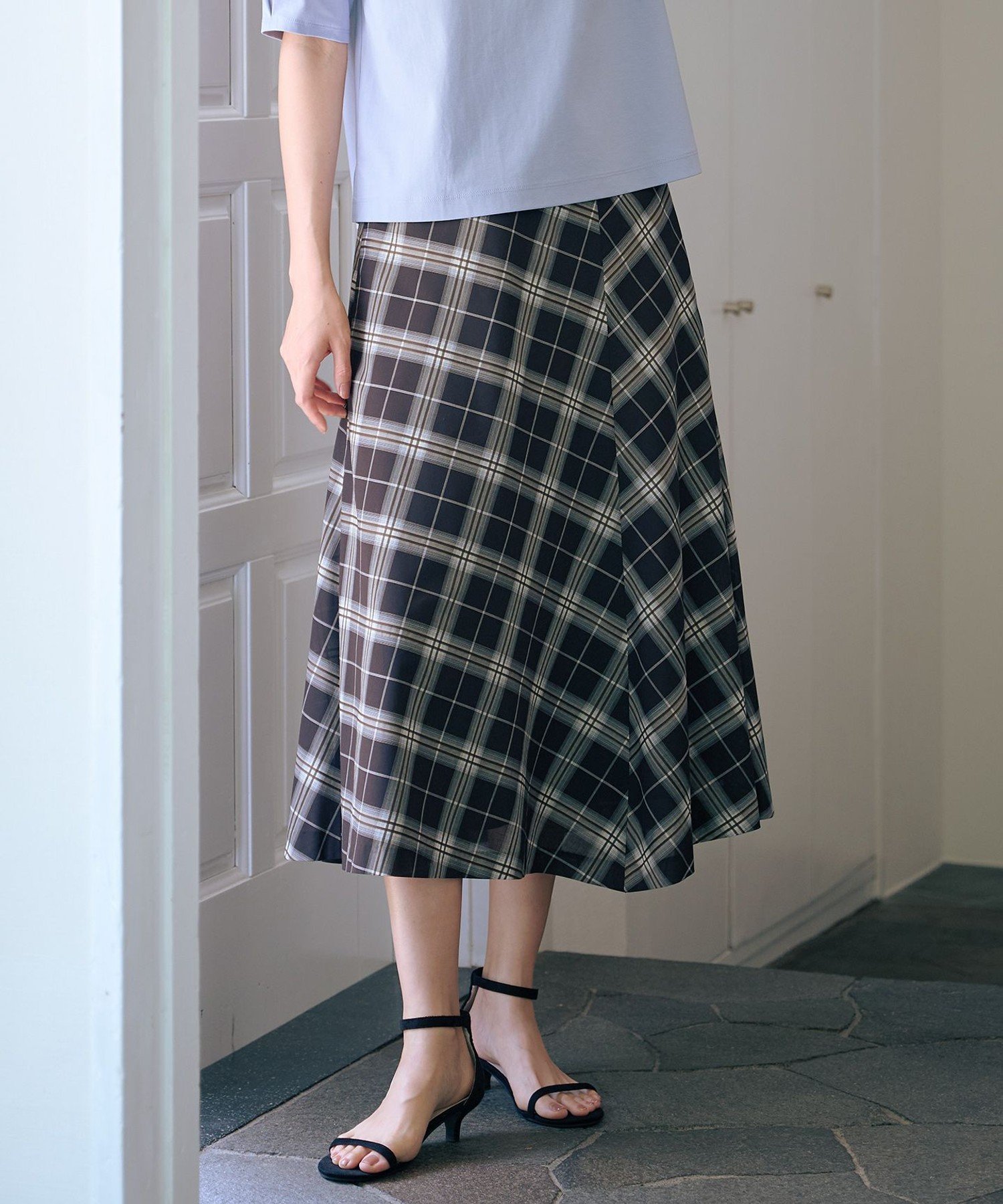 J.PRESS（ジェイプレス）【WEB限定カラーあり・洗える】SOFT SHEER チェック フレア スカートチェック柄を引き立てるバイアスカットが魅力！美しく揺れる大人のフレアスカート■デザイン表情のあるチェック柄と、バイアスカットで広が...