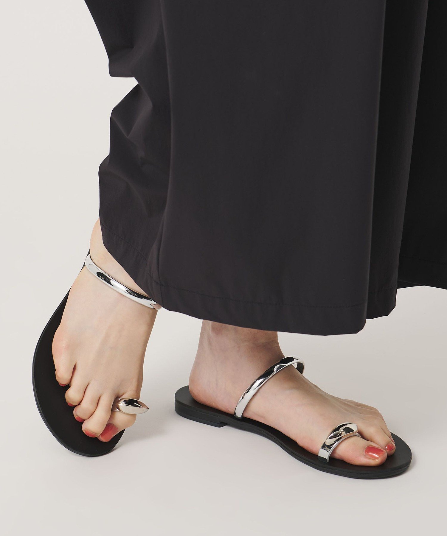 BEAUTY&YOUTH UNITED ARROWS（ビューティー＆ユース　ユナイテッドアローズ）＜NICOLAS LAINAS＞サムリング サンダル＜NICOLASLAINAS＞ミニマルデザインで夏の大人カジュアルを引き立てるサンダル■デ...