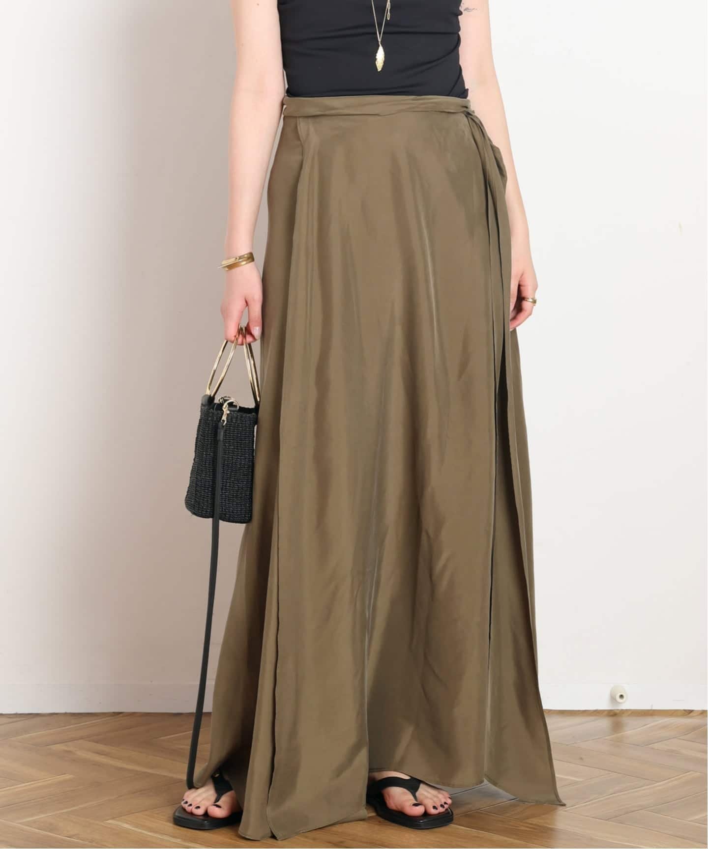 AP STUDIO（エーピーストゥディオ）【RUOHAN/ローハン】TULA WRAP SKIRT(Khaki)シルク素材を贅沢に使用したラップスカート。表裏にマット仕上げが施されていることで、繊細な光沢感美しい一枚。一枚の布を優雅にドレー...