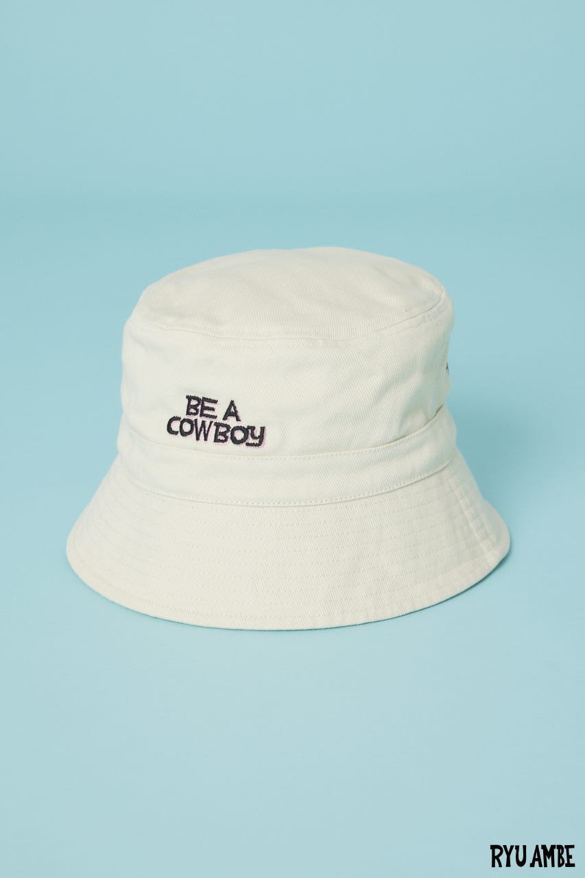 RODEO CROWNS WIDE BOWL（ロデオクラウンズワイドボウル）【UNISEX】(Ryu Ambe) バケットハット■ポイントキャラクターデザイナーRyuAmbeコラボアイテムのバケットハット。■ディティールベーシックなかぶりや...