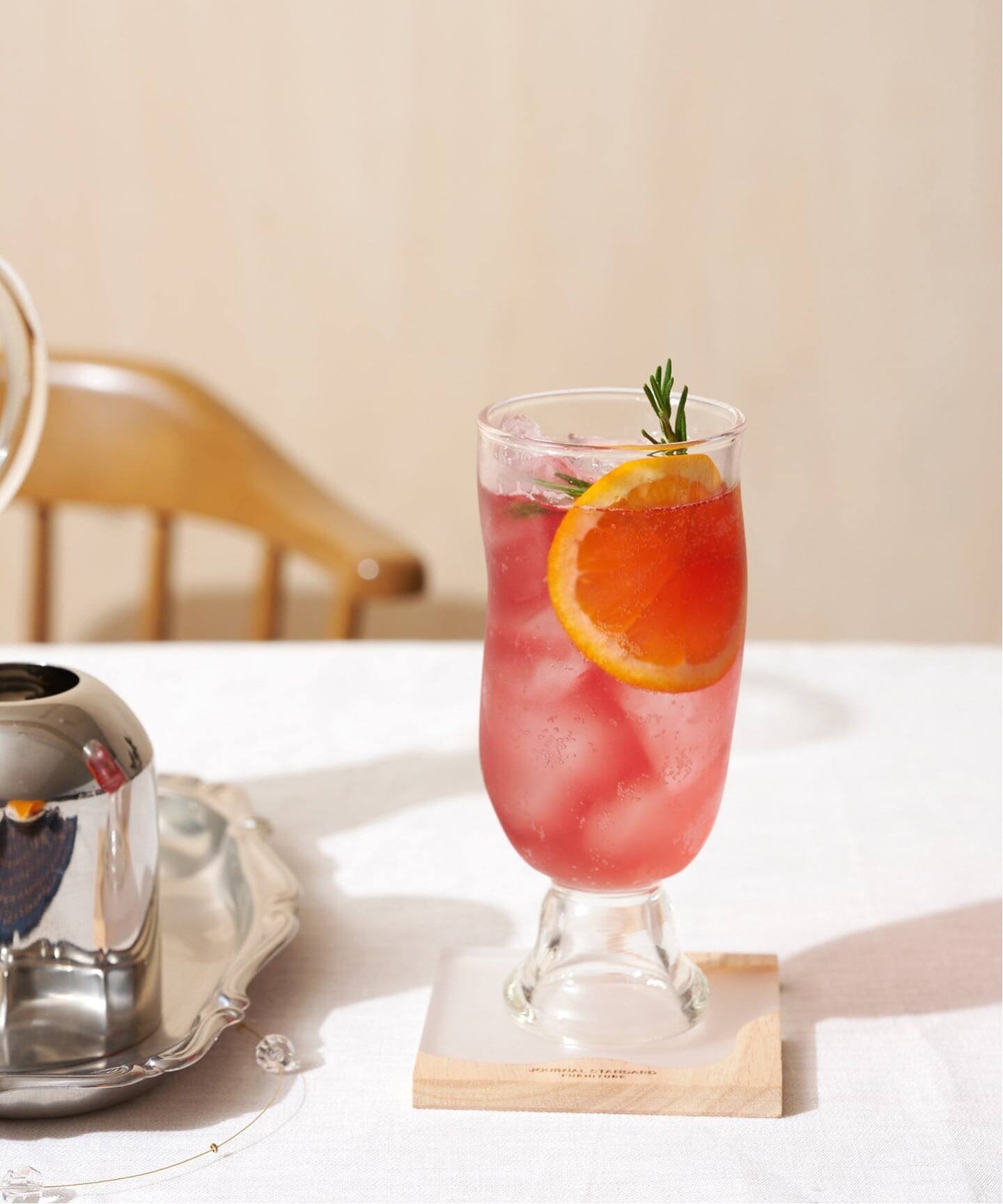 journal standard Furniture（ジャーナルスタンダードファニチャー）WAVY GOBLET GLASS ゴブレット グラスガラスに光が反射し、透明感や視覚的な美しさと相まって、モダンでスタイリッシュなグラス。いびつな形...