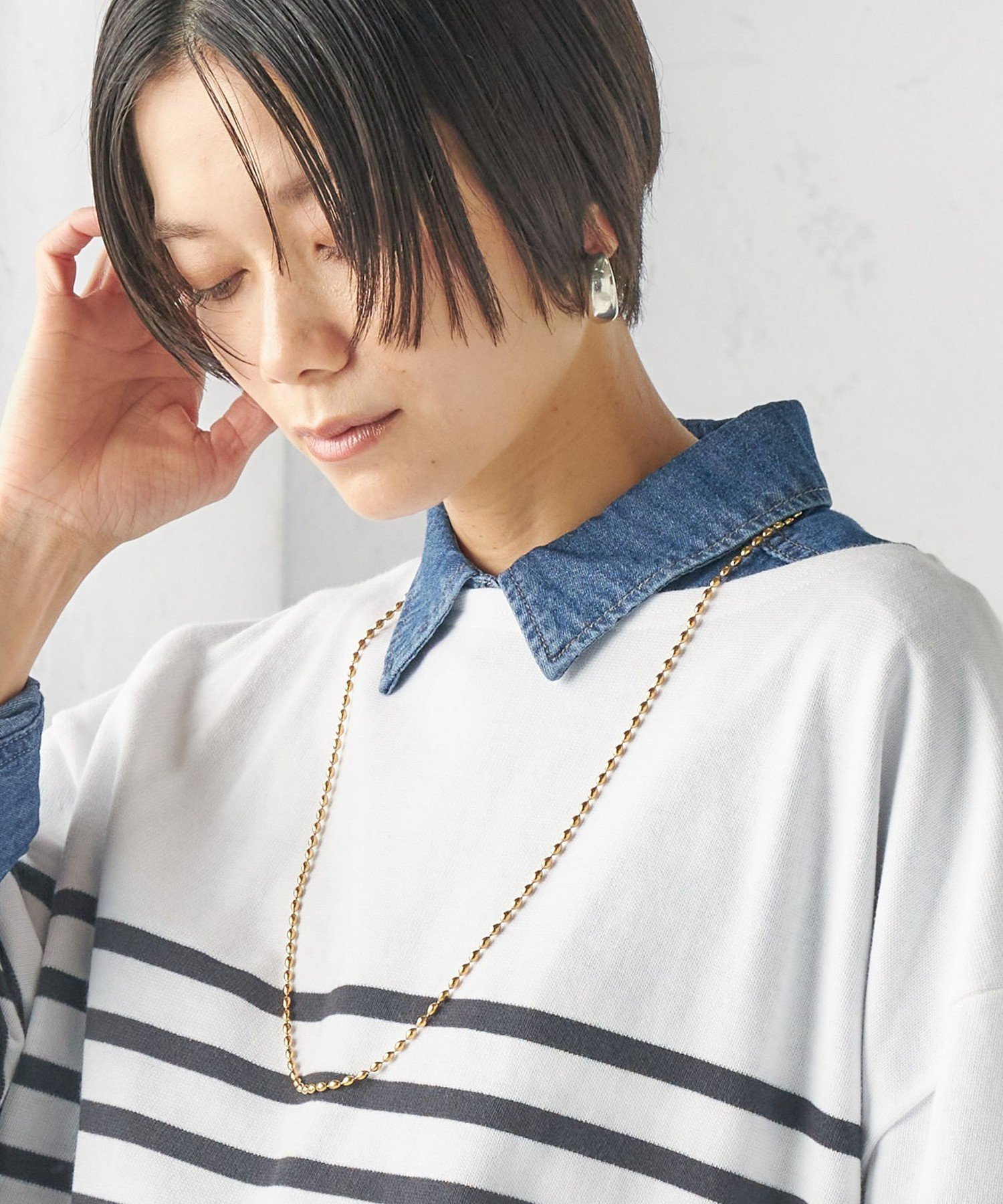 SHIPS（シップス）SOAC: ドロップ チェーン ロング ネックレス-26AW-デイリーに活躍するマルチウェイネックレスシンプルなボールチェーンを使用したロングネックレス。オリジナルの六角形モチーフの留め具が、さりげないアクセントになっ...