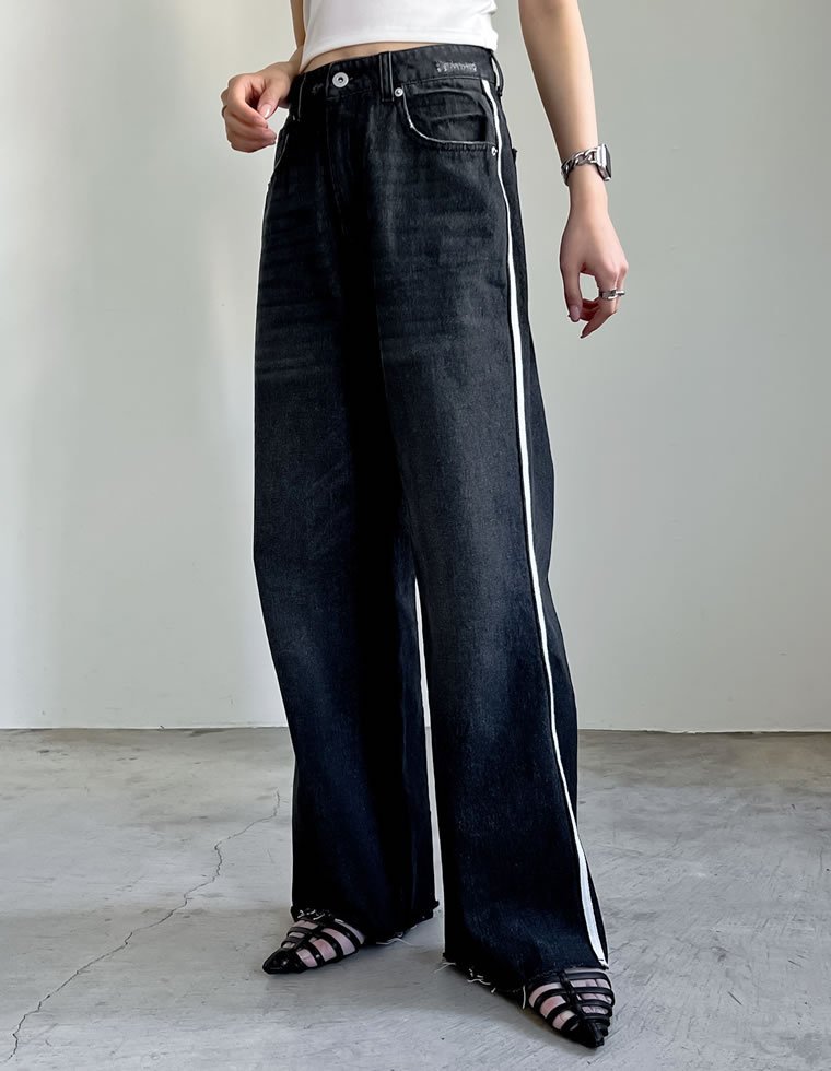 Re:EDIT（リエディ）コットンデニムサイドラインワイドストレートパンツサイドラインのスポーティーなデザインを、品よく取り入れたワイドストレートデニム。すっきりとしたストレートデザインとラインで、脚長効果も期待できる一品。裾は切りっぱなし...