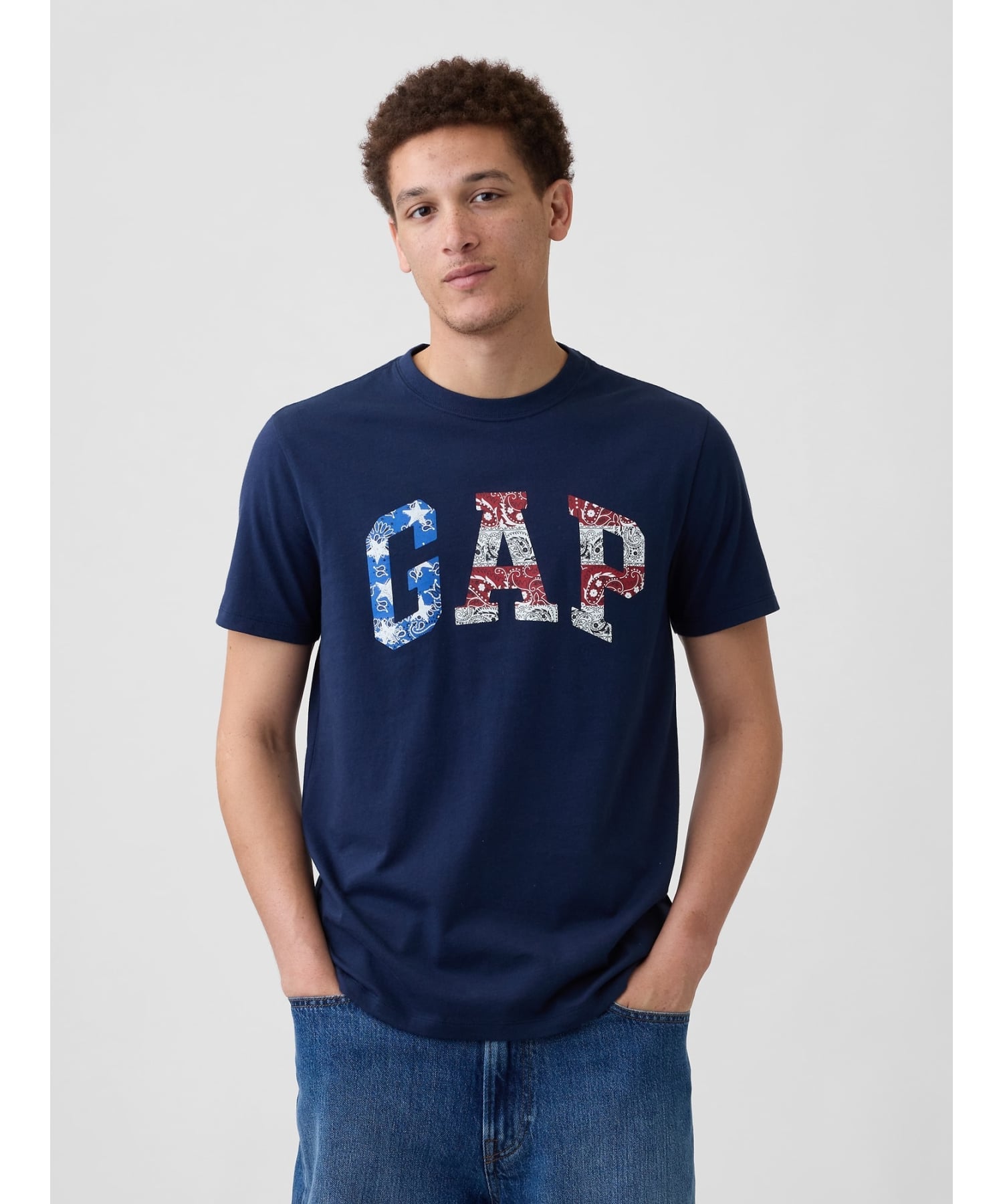GAP（ギャップ）(U)エブリディ ソフト GAPロゴTシャツ(ユニセックス)柔らかな肌触りのジャージーニット半袖クルーネックGAPフロントロゴストレートシルエット、リラックスフィットヒップにかかるくらいの着丈※商品タグに記載の価格とサイト...