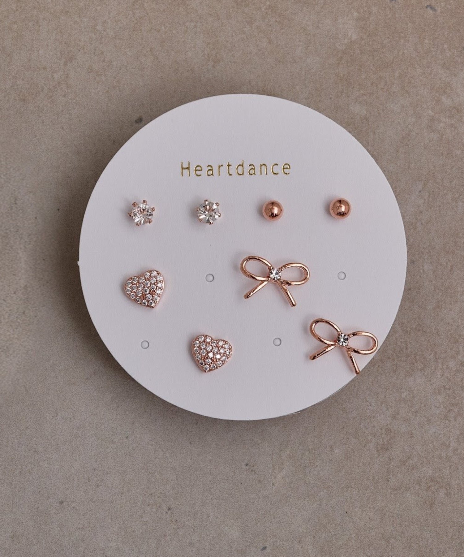 Heartdance（ハートダンス）ハートリボンモチーフ4ペアセットピアス立体になったメタル線のリボンとハートモチーフのビジューがフェミニンで可愛いピアスの4ペアセット！リボンやハート、パール、ストーンなど、繊細なモチーフが使用されておりフ...