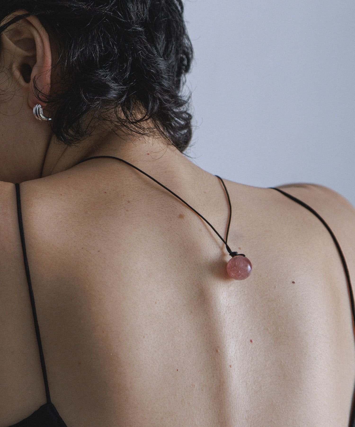 SMELLY（スメリー）SMELLY so' strawberryquartz necklace 店舗にてお問い合わせの際は、下記の品番をお申し付け下さい。 品番：SM26930-2241010 苺のような瑞々しさを放つストロベリークォーツ...
