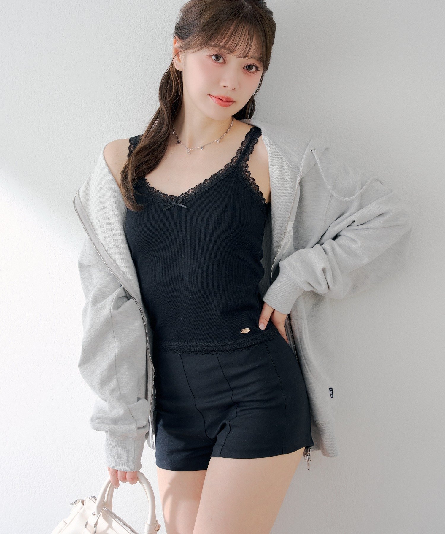 PAL GROUP OUTLET（パル グループ アウトレット）【Chico】カップ付アソートリブキャミ繊細なレースをあしらったカップ付アソートリブキャミ▶商品ポイント・デコルテを美しく彩る、繊細なレースがポイント。・リブ素材の縦ラインが、...