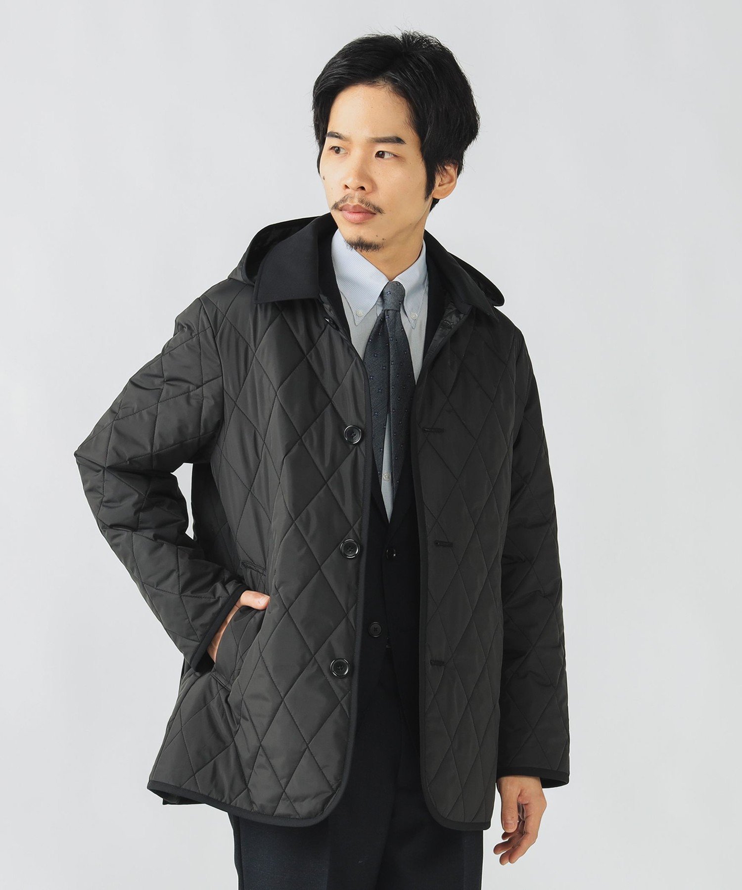 BEAMS OUTLET（ビームス アウトレット）キルティング フード ブルゾン都会的な着こなしを叶える■デザイン・カジュアルなスクエアキルトではなく、縦長のキルティングを採用。視覚的に縦のラインを強調し、シャープで都会的な雰囲気を演出。・...
