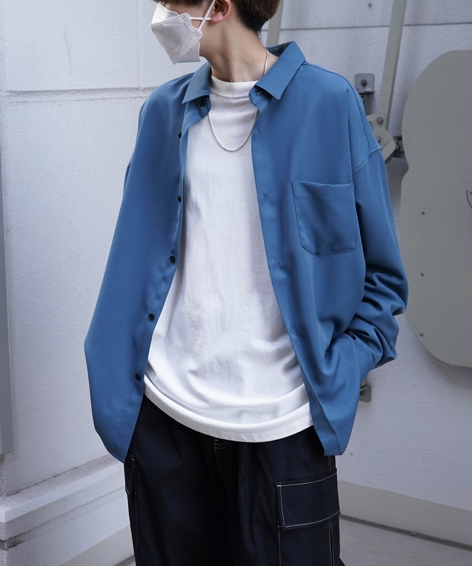 Confirm（コンファーム）(M)Confirm/AM2330300飾らないミニマルなデザインが魅力の無地ルーズシルエットシャツ。■素材シワになりにくく、速乾性が高い優れもの。更に軽く滑らかでストレスフリーな着心地を実現。程良い光沢感があ...