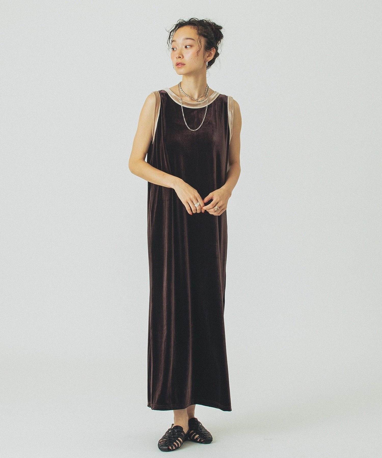 ROSE BUD（ローズバッド）VELOUR TANK DRESS配色パイピングが効いた、ベロア素材のノースリーブワンピース・柔らかく滑らかな肌ざわりのベロア素材を使用・晩夏から秋の始まりにかけて季節感を演出できる1枚・シンプルながら配色パ...
