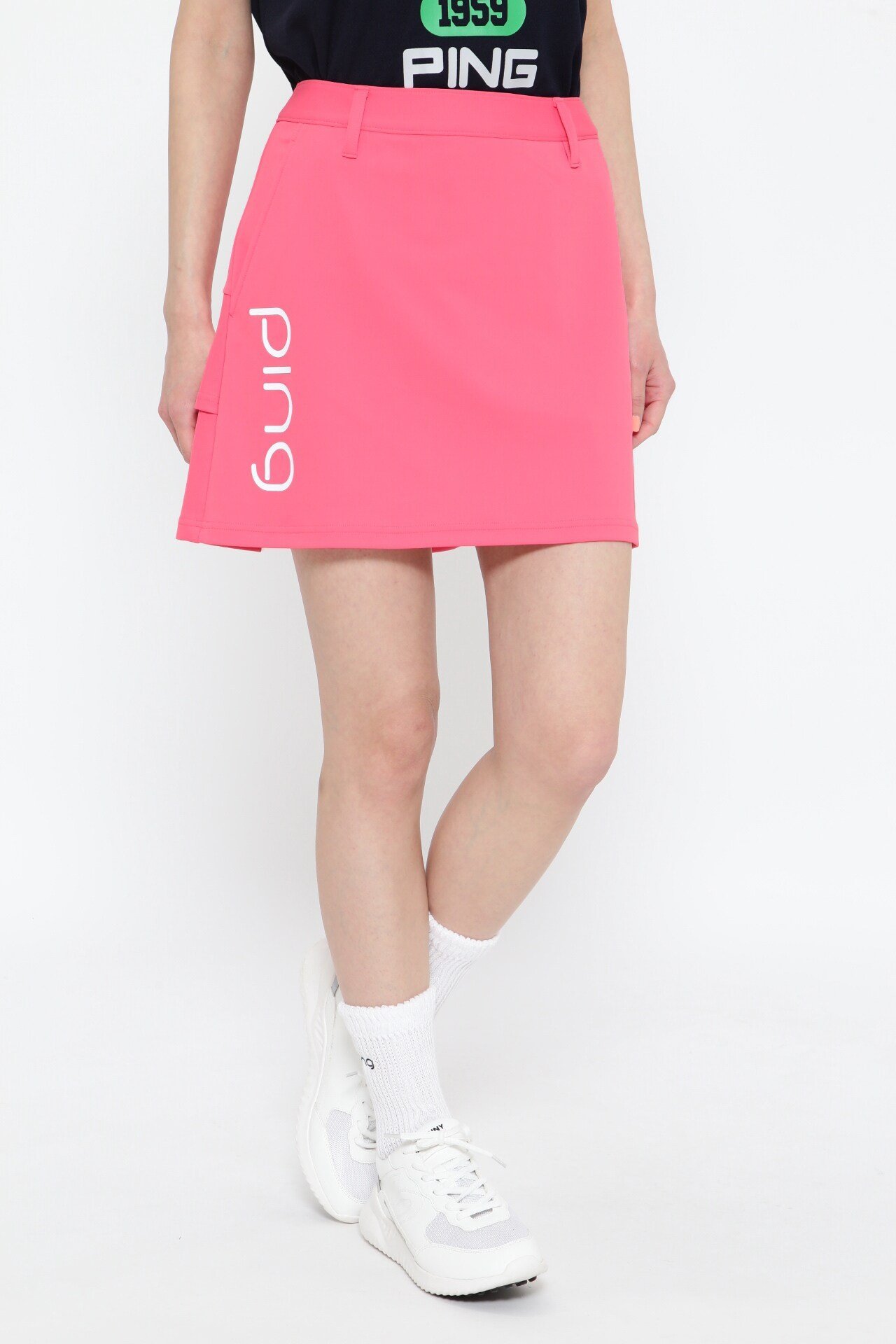 PING APPAREL（ピン アパレル）ティアードスカート ＜NATIVE＞ (LADIES)リズミカルに揺れるバックスタイルのフリルがデザインポイントになった、ティアードスカート。身体の動きを妨げずにストレスフリーなはき心地を体感できる...