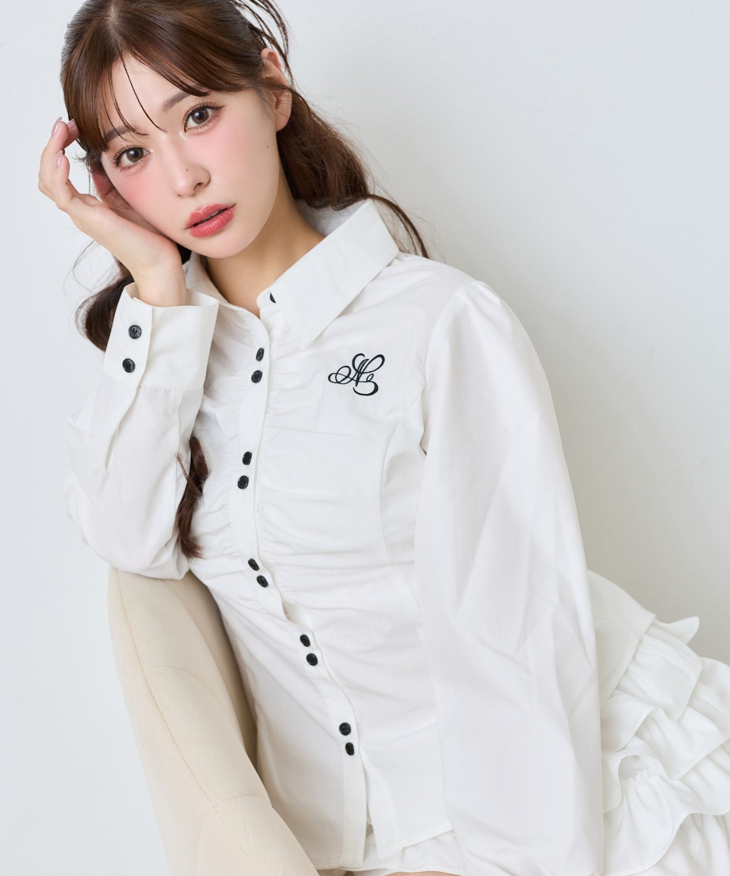 one after another NICE CLAUP（ワンアフターアナザー ナイスクラップ）【セットアップ可能/ウォッシャブル】フロントギャザーシャツフロントに施された繊細なシャーリングが、女性らしく美しい立体感を演出する長袖シャツ。胸...
