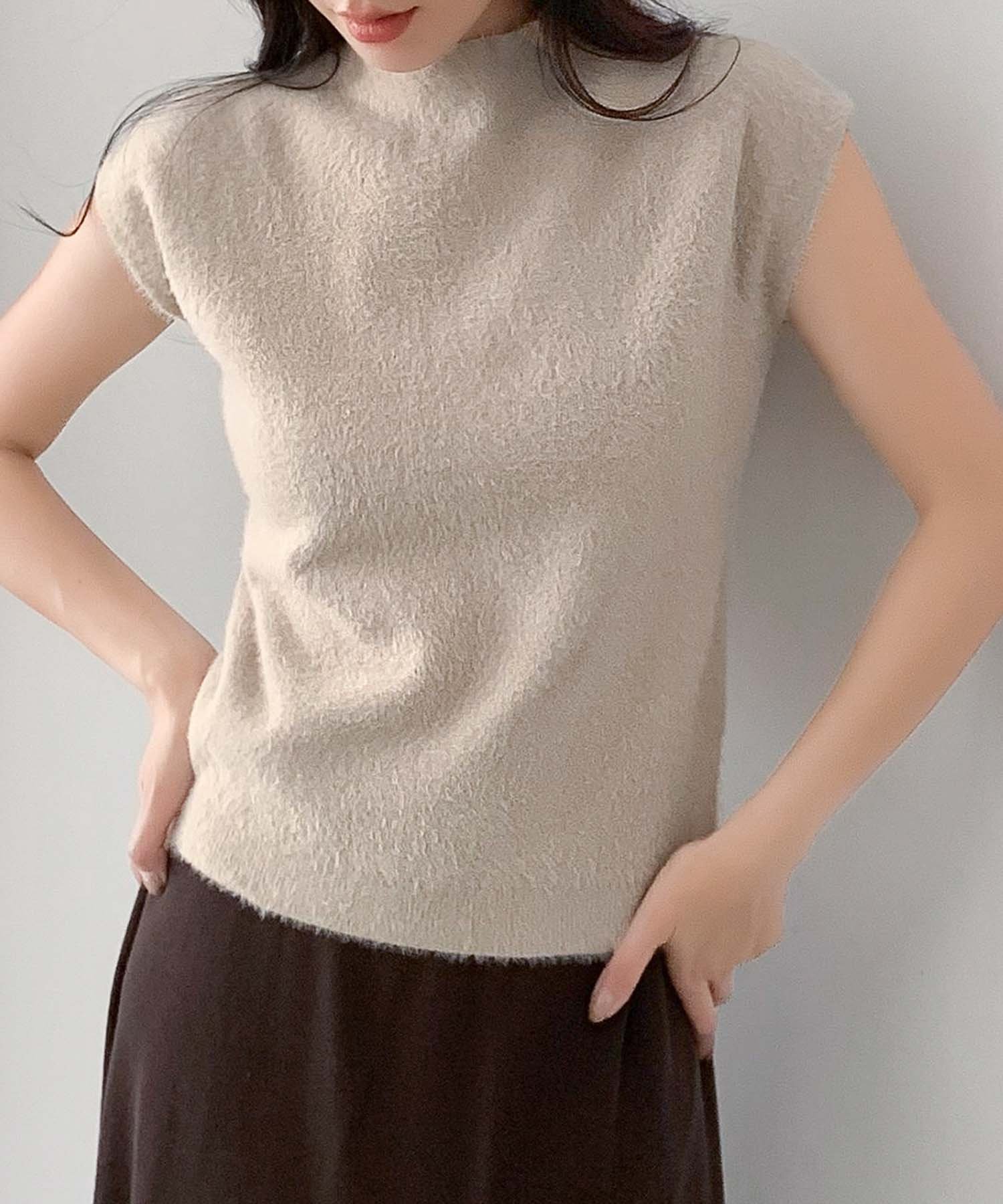 RIVER FIELD & Co.（リバーフィールド アンド コー）ボトルネック フレンチスリーブ ニットトップスボトルネックが大人可愛いニットトップス。肩まわりをやさしく覆うフレンチスリーブが、二の腕をすっきりと見せてくれます。やや短めの...