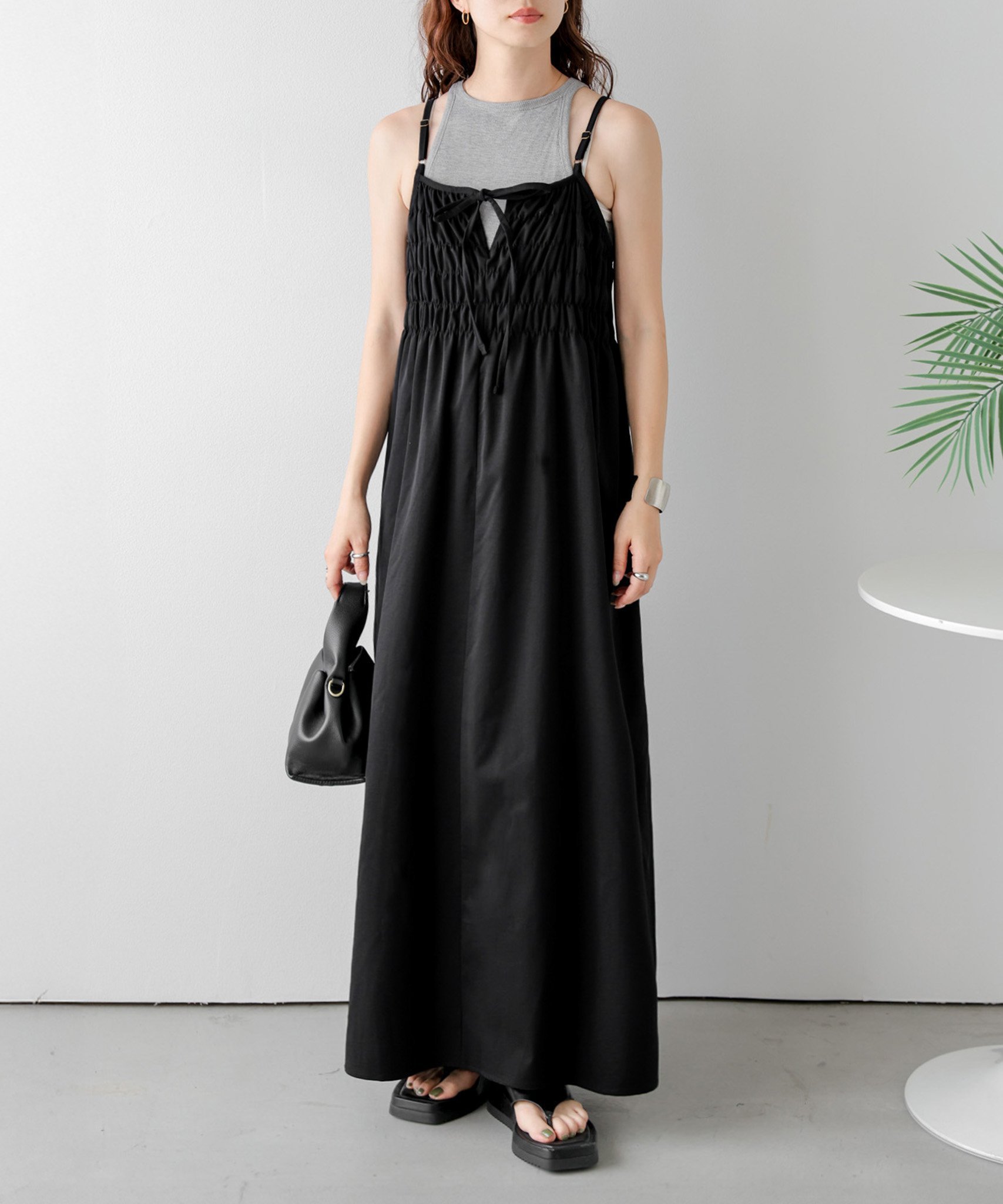 Lajour（ラジュール）シャーリングキャミワンピース前後2WAYで楽しめるシャーリングキャミワンピースシャーリングを施した胸元がアクセントの、前後2WAYキャミワンピ。華奢なストラップが抜け感をプラスし、ふんわり広がるAラインシルエットで...