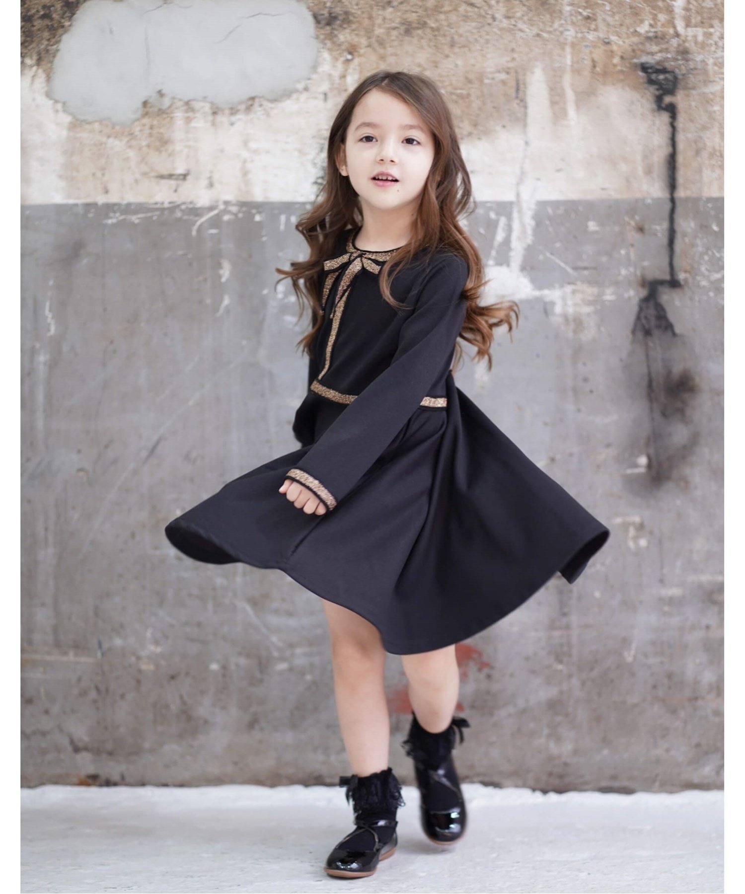 Rora（ローラ）ポーラ ワンピース■商品特徴1枚で魔法にかかりたいの♪リボンがアクセントのスウェット素材の動きやすいRoraKidsフレアワンピースは、シックなブラックにゴールドのリボンが映える大人っぽいクラシックな雰囲気。着ているだけで...