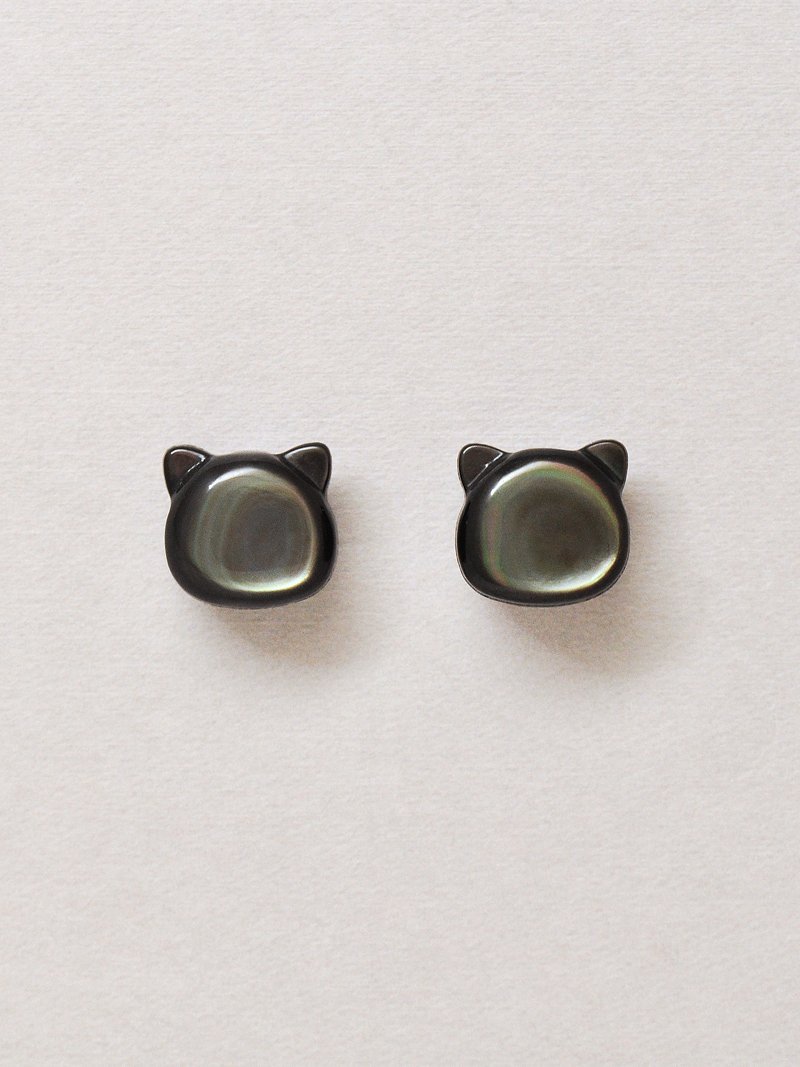 TAKE-UP（テイクアップ）カービングねこ ブラックシェル セラミックポストピアスカービングねこブラックシェルセラミックポストピアスぷっくりとした猫のカーヴィングが施された1粒ピアス。合わせやすいモノトーンカラーで様々なシーンでお使いいた...