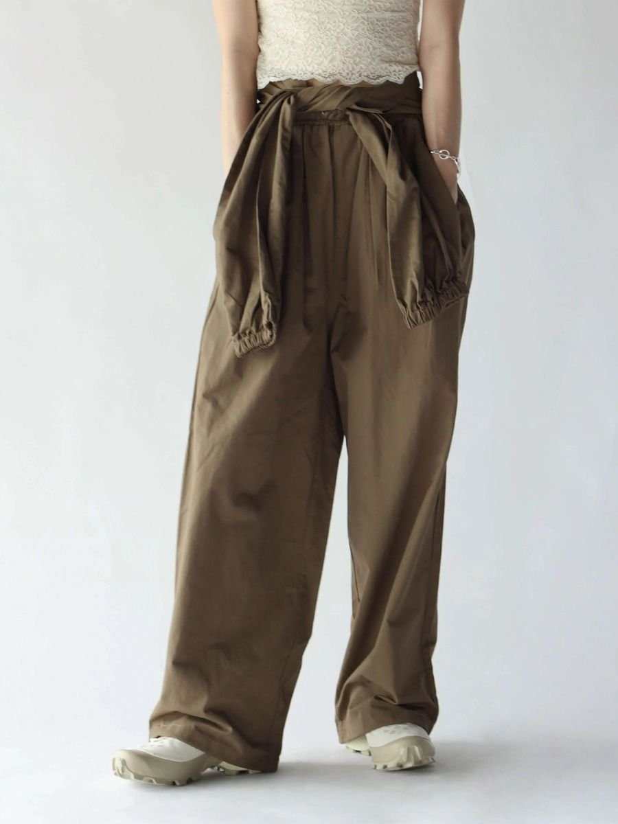 LASUD（ラシュッド）2WAY WAIST-WRAP WIDE PANTSmaterial：ハリ感のあるコットン×ナイロン素材を採用。コットンならではのナチュラルな風合いと、立体的なシルエットをキープしてくれる素材感が魅力です。ウエストは...