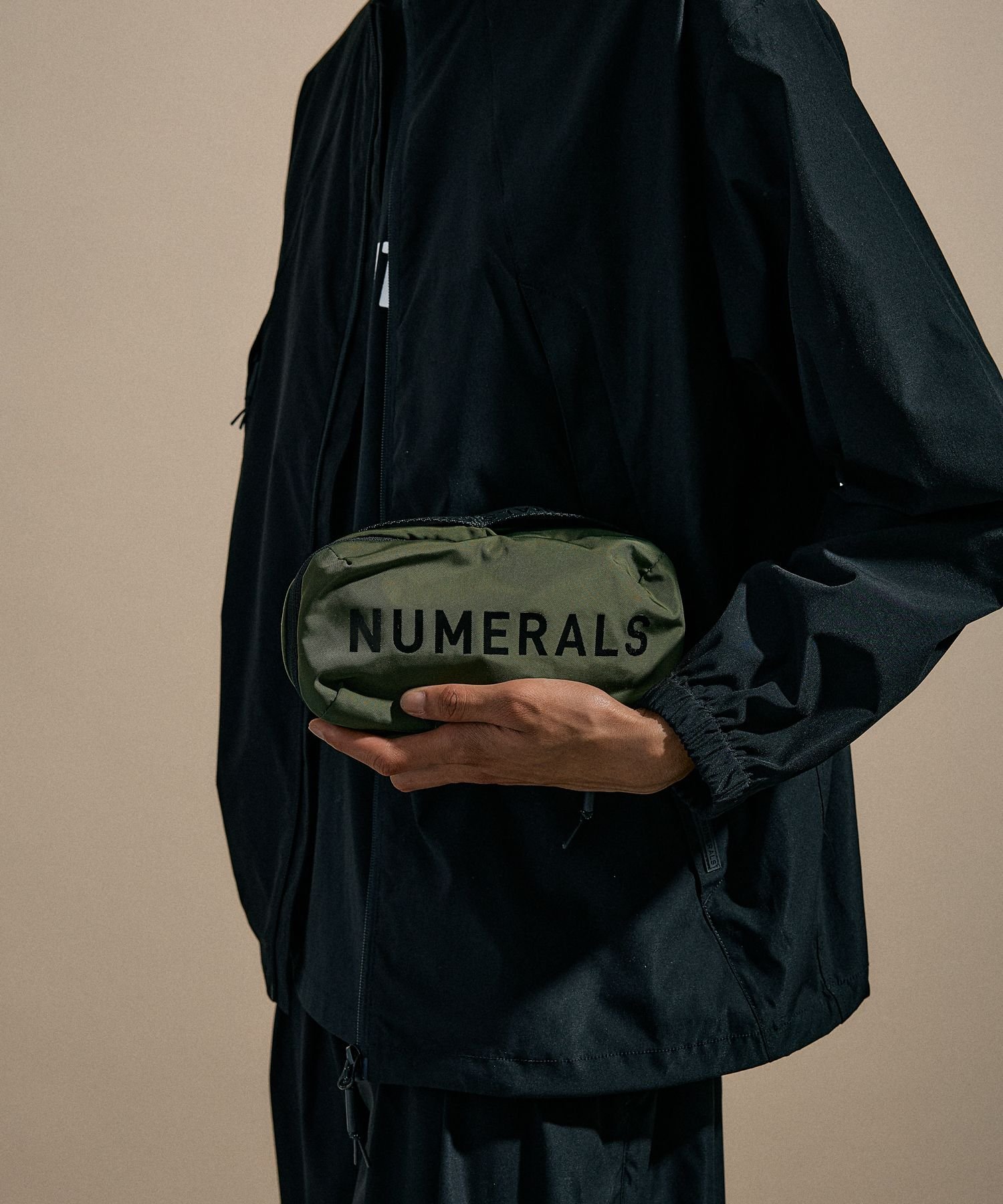 niko and ...（ニコアンド）【NUMERALS】GEAR POUCH/LONGNUMERALSから多機能ポーチが登場【Design／Detail】NUMERALSらしいシンプルで細部までこだわられたデザイン。しっかりとマチのあるデ...