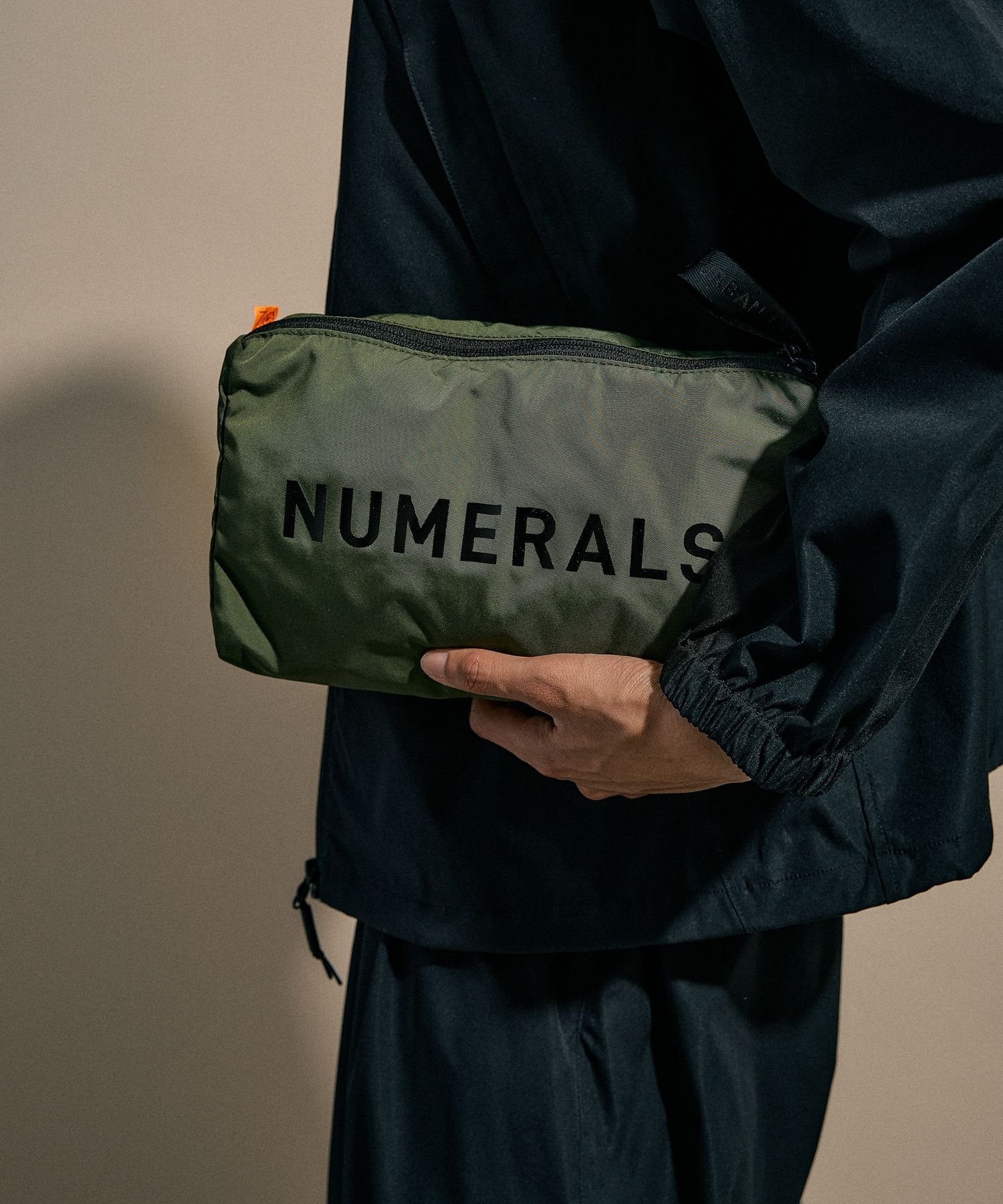 niko and ...（ニコアンド）【NUMERALS】マルチケースMNUMERALSから使い勝手の良いポーチが登場【Design／Detail】NUMERALSらしいシンプルなデザインでマルチなシーンで使えるポーチが登場。しっかりとマチ...