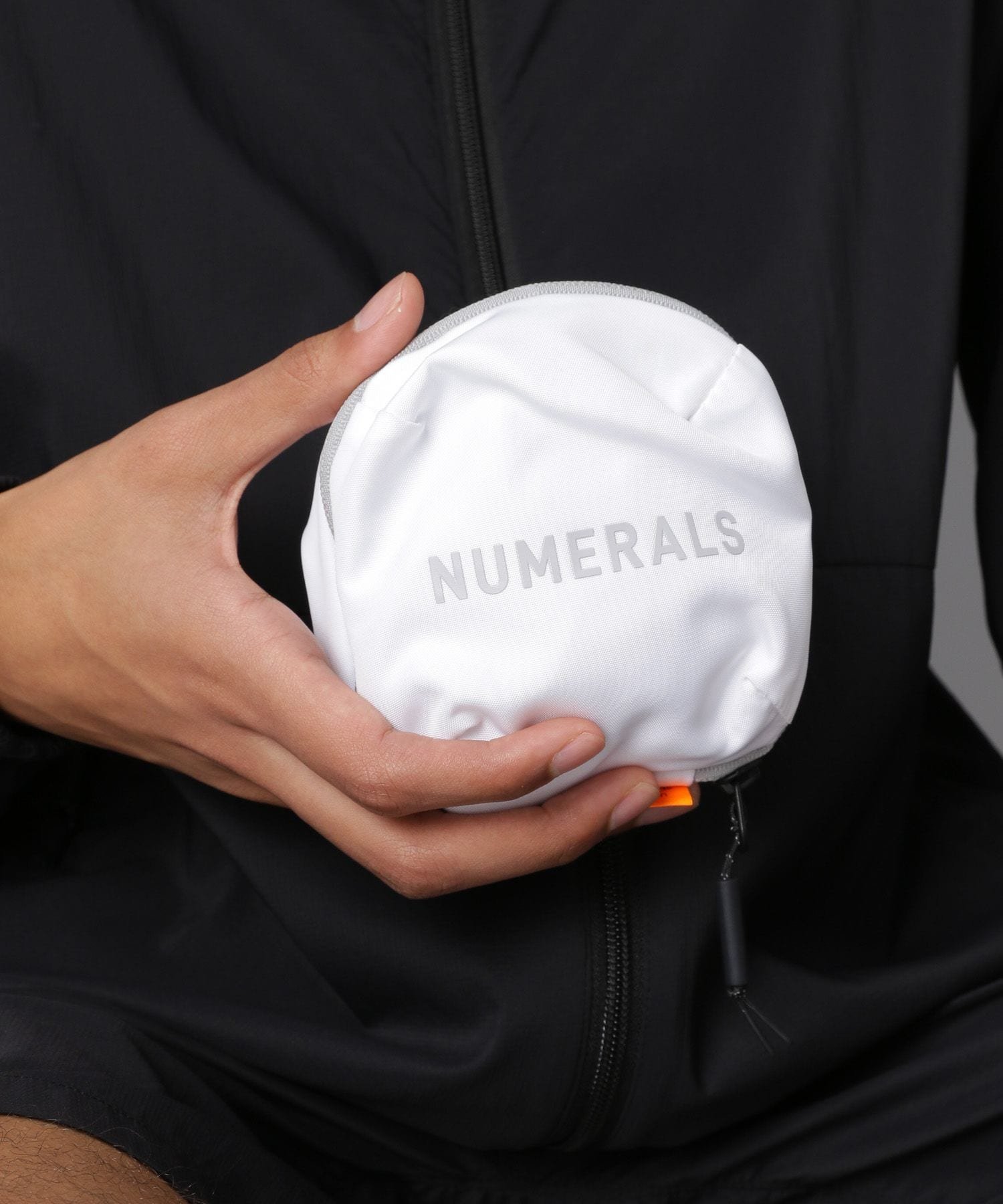 niko and ...（ニコアンド）【NUMERALS】GEAR POUCH/SQUARENUMERALSから多機能ポーチが登場【Design／Detail】NUMERALSらしいシンプルで細部までこだわられたデザイン。しっかりとマチのあ...