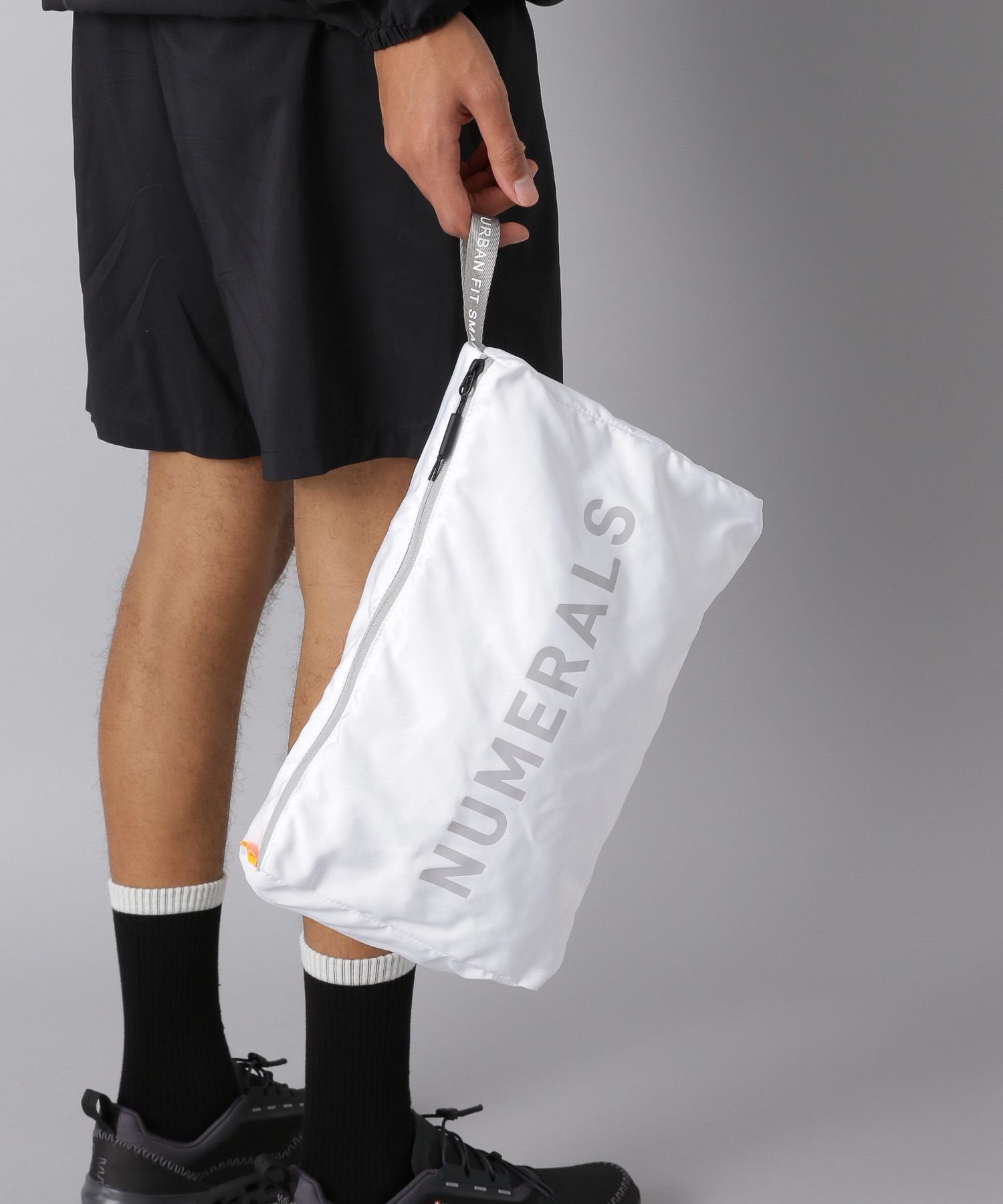 niko and ...（ニコアンド）【NUMERALS】マルチケースLNUMERALSから使い勝手の良いポーチが登場【Design／Detail】NUMERALSらしいシンプルなデザインでマルチなシーンで使えるポーチが登場。しっかりとマチ...