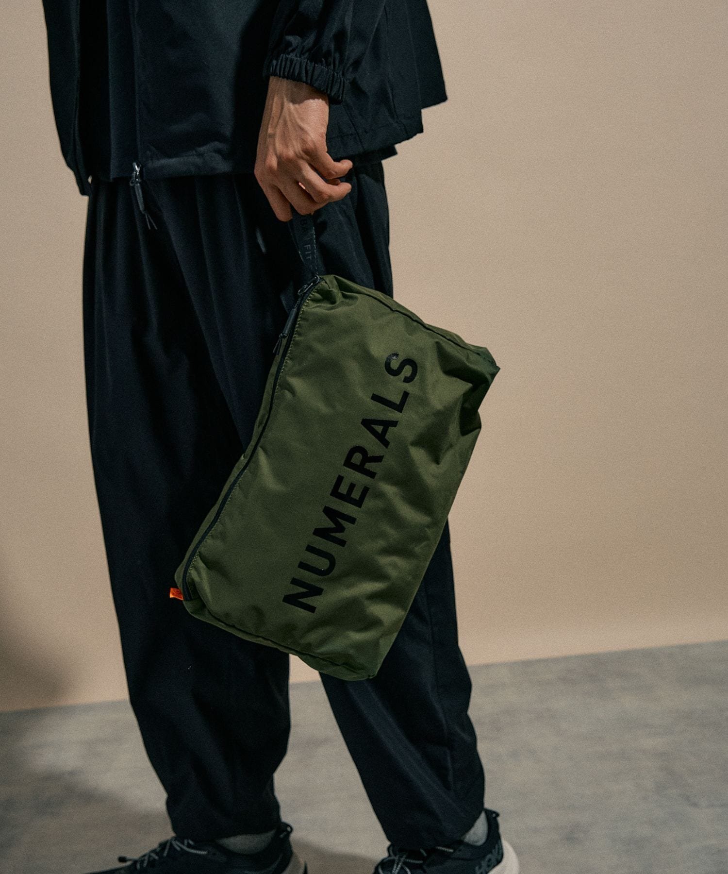 niko and ...（ニコアンド）【NUMERALS】マルチケースLNUMERALSから使い勝手の良いポーチが登場【Design／Detail】NUMERALSらしいシンプルなデザインでマルチなシーンで使えるポーチが登場。しっかりとマチ...