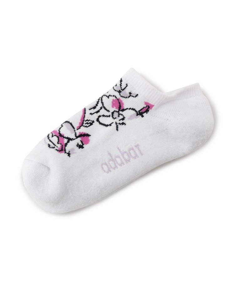 adabat（アダバット）ラインフラワーショートソックス【デザイン】横へ流れるラインフラワーの柄が視線をリズミカルに引き上げ、さりげないフェミニンさを添えるショートソックスです。浅めの丈でスニーカーやゴルフシューズに自然に収まり、足首まわり...