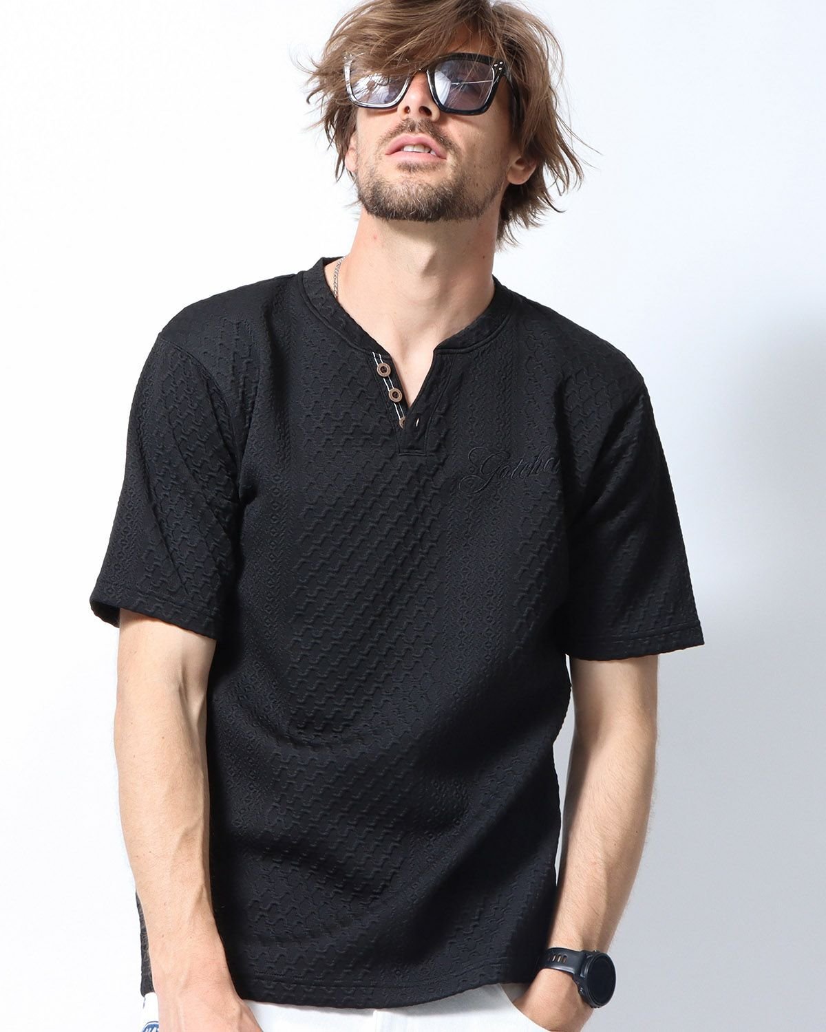 GOTCHA（ガッチャ）GOTCHA (ガッチャ) デオドラン ブリスター Yヘンリー Tシャツ凹凸がつくる、さりげない存在感2種類の幾何学柄を組み合わせた、立体感のあるジャカード素材が魅力のYヘンリーネックTシャツ。程よい存在感と高級感を...