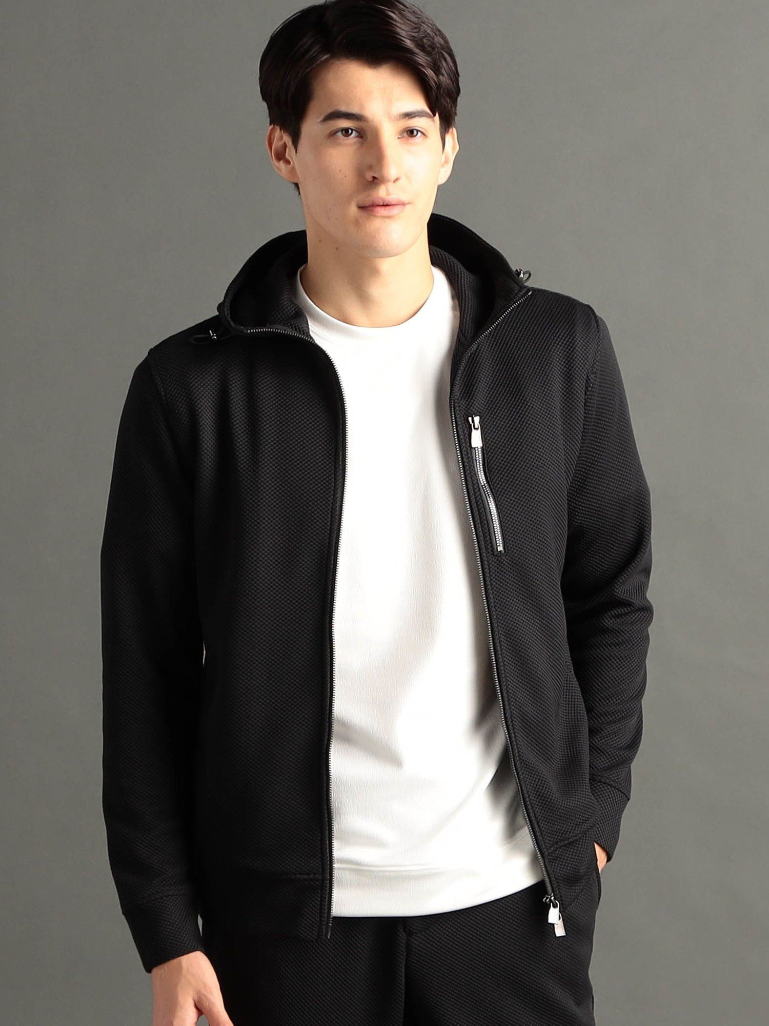 NICOLE（ニコル）グラフィックジャカード フーディグラフィックジャカードフーディ■素材ポリエステルにポリウレタンを交編したグラフィックジャージ。フクレジャカードのダブル組織で、程よい張り感とストレッチ感を実現。■デザイン軽やかでスポーテ...