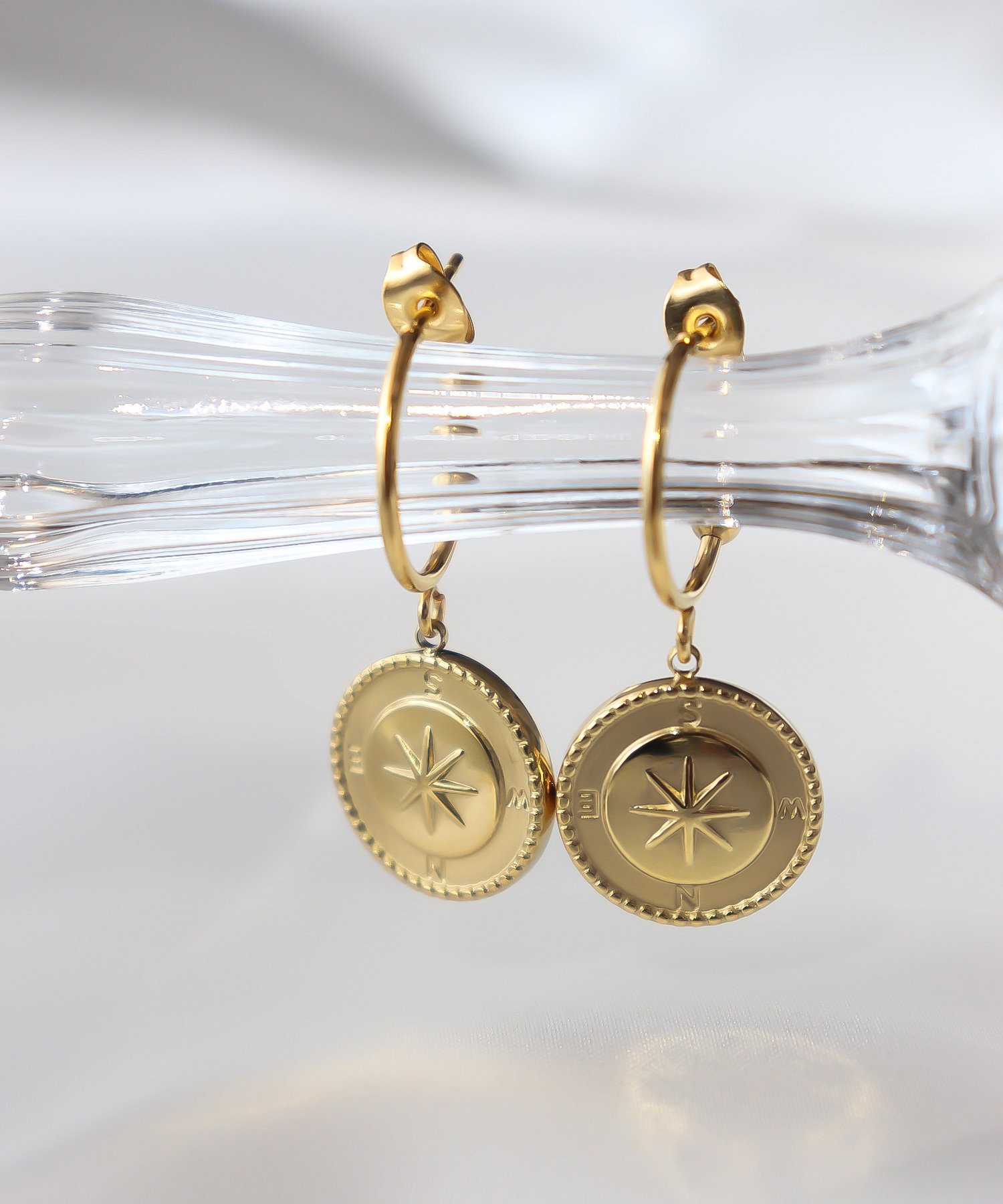 Editors Draw（エディターズ ドロー）MIXTO/(W)【Silvia】フープラウンドチャームピアスラウンドの中に方位磁針のようなユニークなデザインを施したチャームピアスの登場。大き過ぎず、テイストに縛られないバランス力のあるひと...