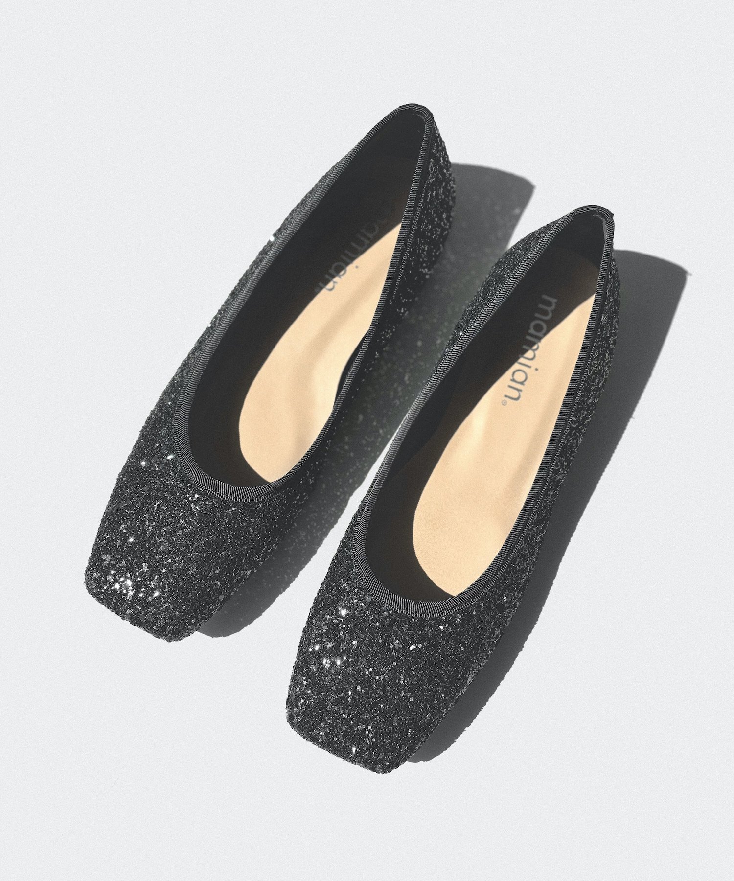 mamian（マミアン）グリッターフラットシューズカジュアルなスクエアトゥにグリッター素材で華やかさをプラスした一足。甲深デザインが今の気分にマッチするリラックス感のあるアイテム。■特徴・足を優しく包み込むスエード調のアッパー裏素材。・肌触...