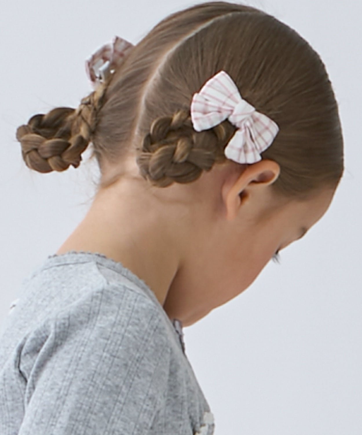 NARUMIYA ONLINE（ナルミヤオンライン）チェックリボンヘアクリップ2Pやさしい色合いのチェック柄が上品な雰囲気をただよわせるヘアクリップです。大きなリボンを主役にし、カジュアルにも大人っぽいスタイリングにも馴染むデザインに仕上げ...