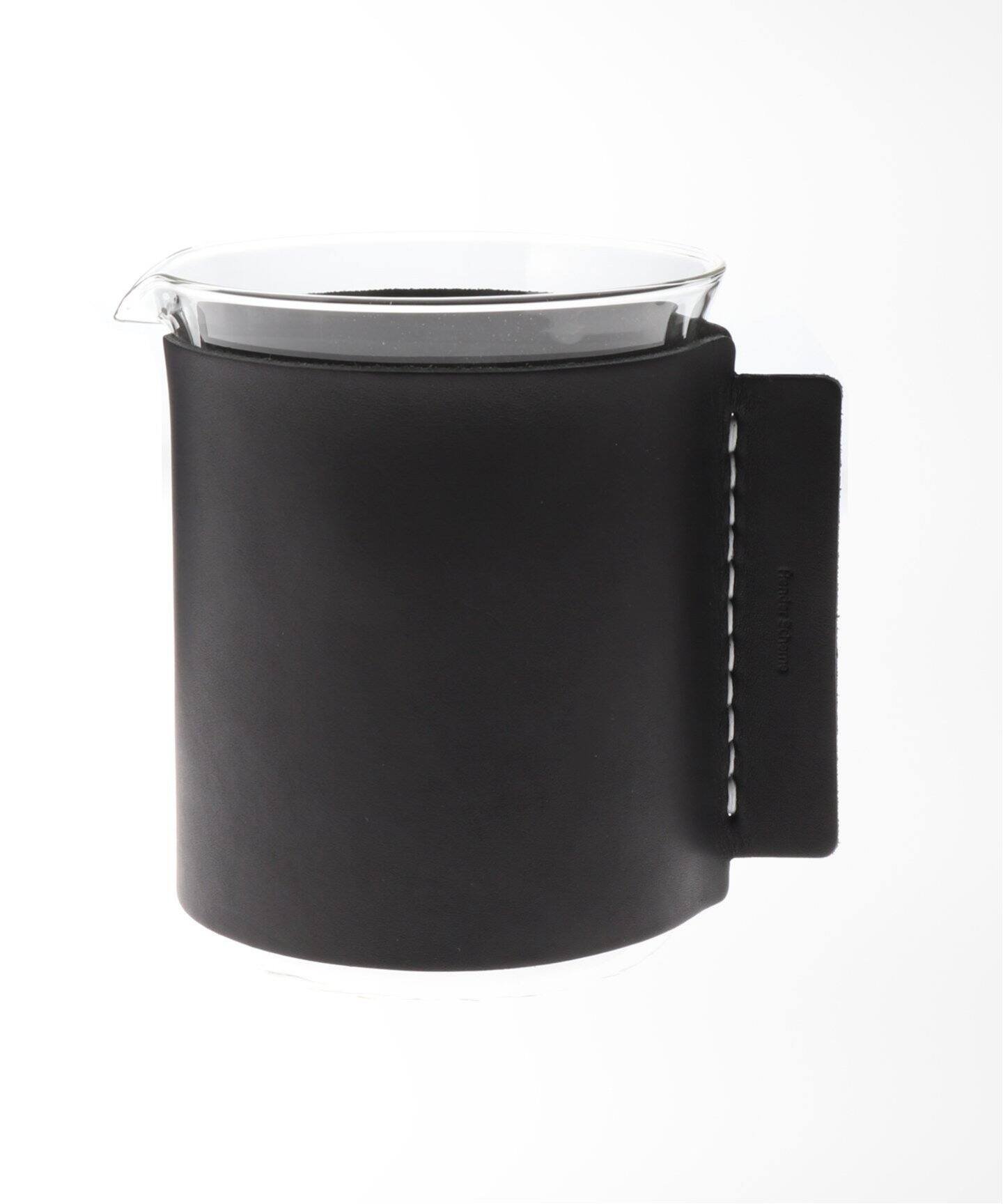 EDIFICE（エディフィス）【Hender Scheme / エンダースキーマ】Beaker/1000ml「sciencevase：化瓶」は、理科実験器具にレザーを組み合わせることで、既存の工業製品に異なるファンクション（機能）を与え、そ...