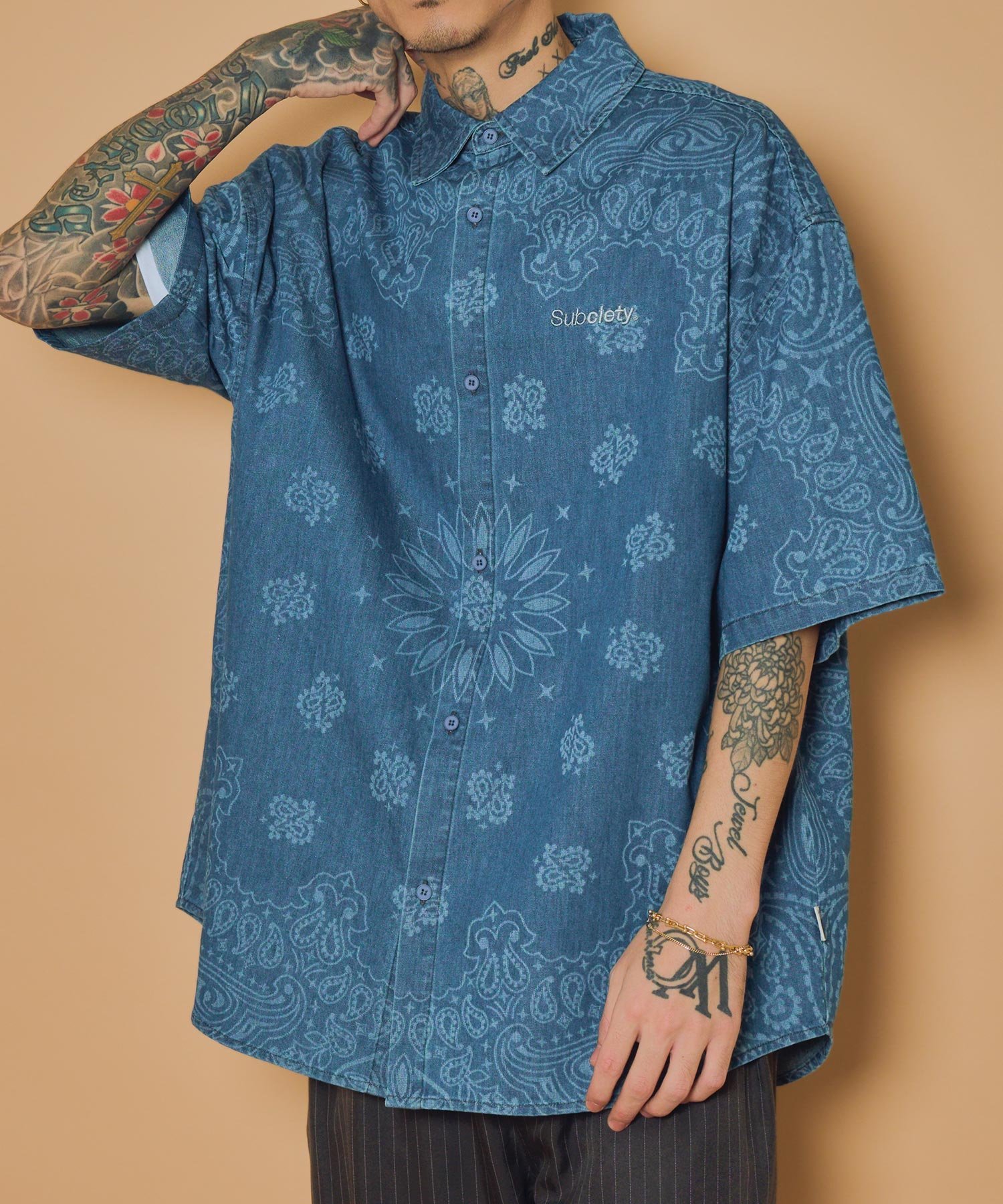 Subciety（サブサエティ）Loose fit denim shirt【Subciety(サブサエティ)】ライトオンスデニムを採用したオーバーサイズデニムシャツ-デザイン-全体にゆとりのあるオーバーサイズシルエットに設計。薄手の生地とオ...