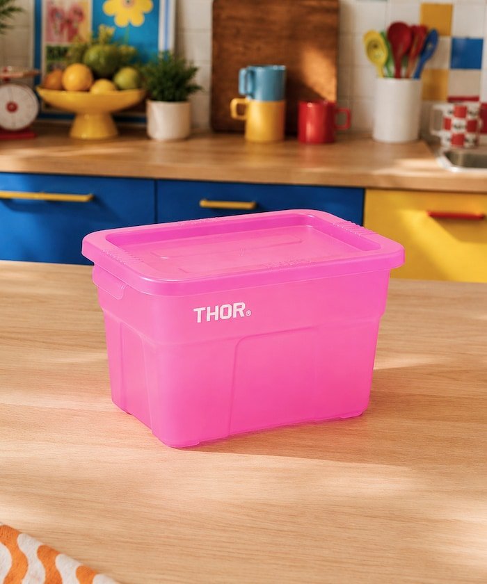 FREAK’S STORE（フリークスストア）THOR MINI TOTE DC透け感のある素材で中身がやわらかく映り、見せる収納としても楽しめるデザイン。空間にさりげない彩りをプラス。置くだけで気分まで軽やかに。●デスク周りでは文房具やケ...