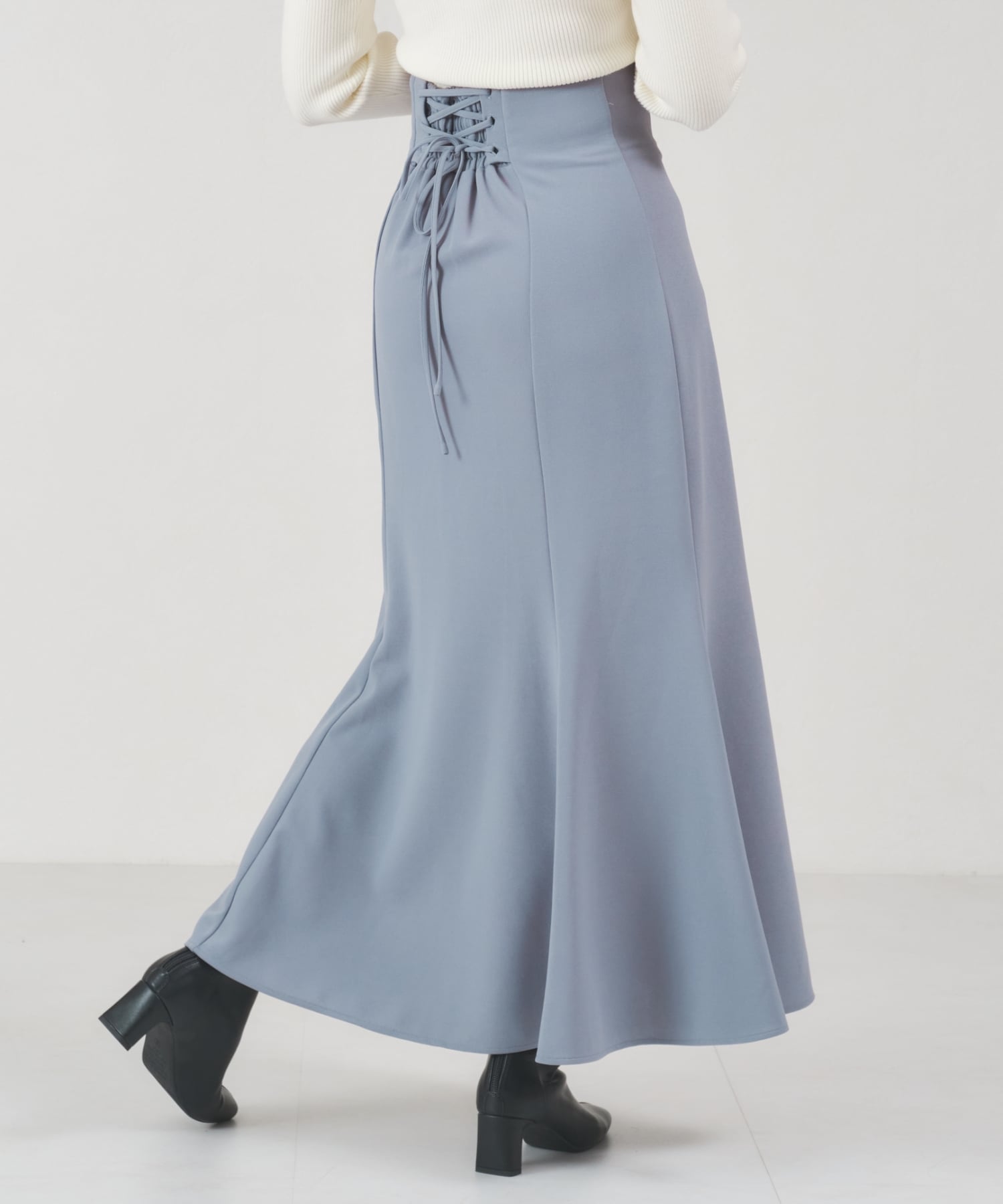 MISCH MASCH（ミッシュマッシュ）ハイウエストマーメイドスカート品番：MM557201【WEB限定アイテム】なだらかに広がるマーメイドシルエットが女性らしさを際立たせるスカート。背面にはレースアップを施しており、後ろ姿のアクセントに...
