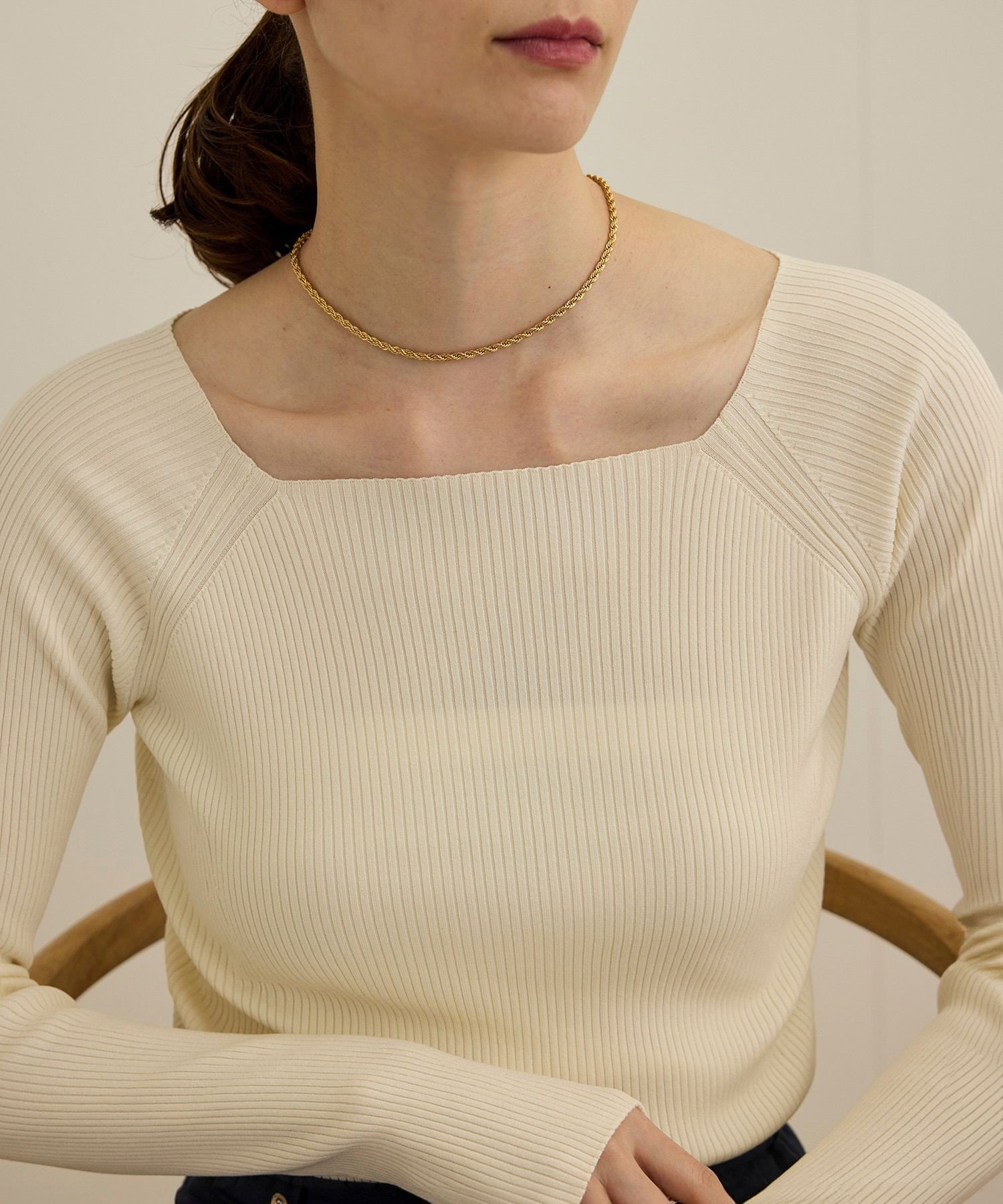 ROPE'（ロペ）ロープチェーンショートネックレス【素材】真鍮素材を使用。【デザイン・シルエット】繊細な金属のコマが編み込まれたロープチェーンを使用。サントロペの港や海をイメージソースに、アジャスターのエンドにはブイをイメージしたボールパー...