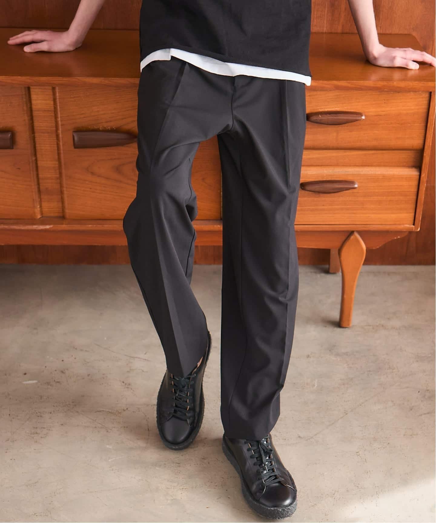 B.C STOCK（ベーセーストック）OSKR / オーエスケーアール ex Two Tuck TR Tapered Slacks■デザインフロントに深めの2タックを入れたことで生まれる立体感が魅力のテーパードスラックス。腰まわりにはゆとり...