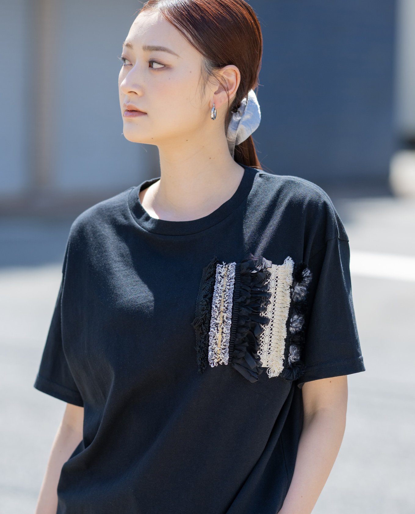 YEVS（イーブス）異素材使いマルチデザインTシャツ異素材ミックスが織りなす大人の遊び心 選ぶ楽しさ広がる個性派アートTシャツカラーによって異なるモチーフを採用した、選ぶ楽しさが詰まったデザインカットソーです。パッチワークやレース、フリンジ...
