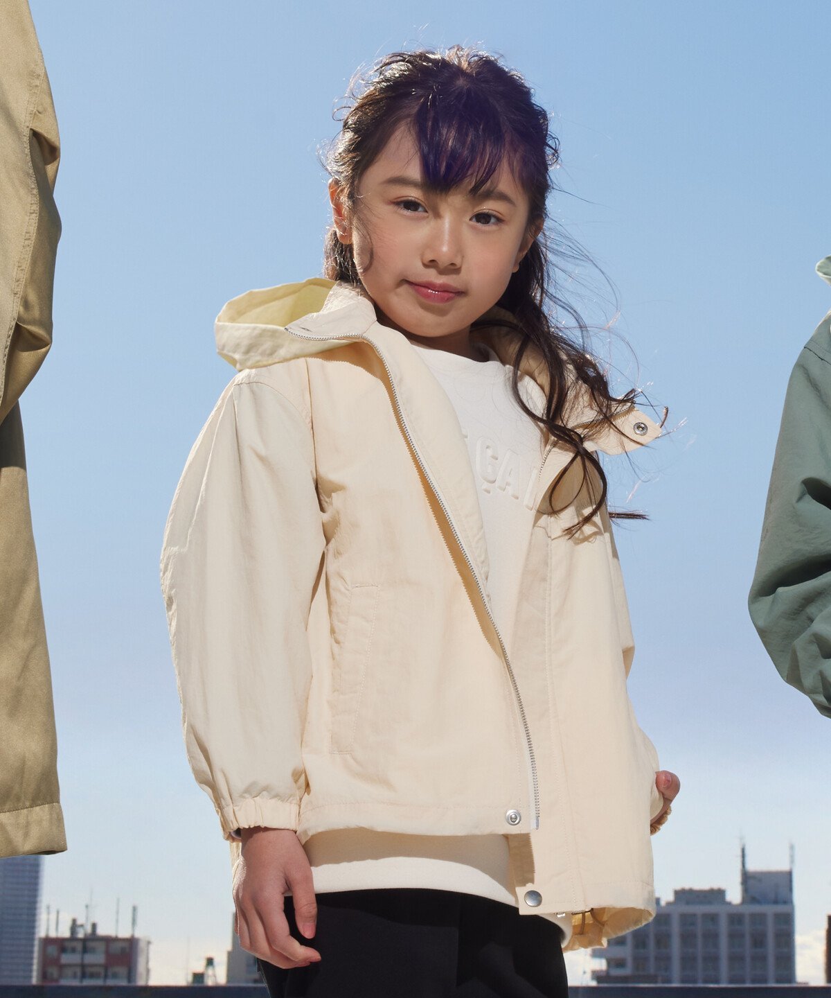 COMME CA ISM（コムサイズム）マウンテンパーカ＊＊親子でおそろい！LINKコーデ＊＊《デザイン》ゆったりとしたサイズ感で、軽く羽織れるマウンテンパーカです。スタンド襟にフードが収納できる仕様で、2通りの着こなしが出来ます。裾裏には...