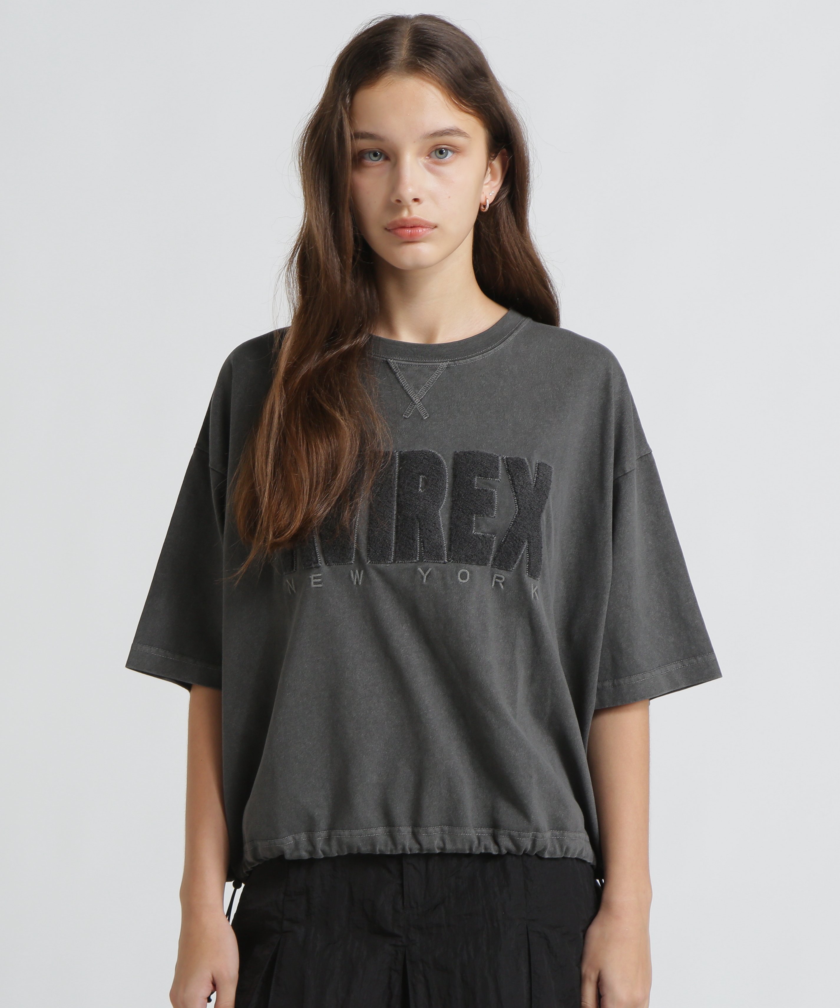 AVIREX（アヴィレックス）《直営店限定》FADE WASH SAGARA LOGO T-SHIRT・ロゴ部分をサガラ刺繍で仕上げ、凹凸感のある仕上がりのTシャツ・裾はコードで絞れるようになっており、シルエット調節可能。・程よく短めの着丈...