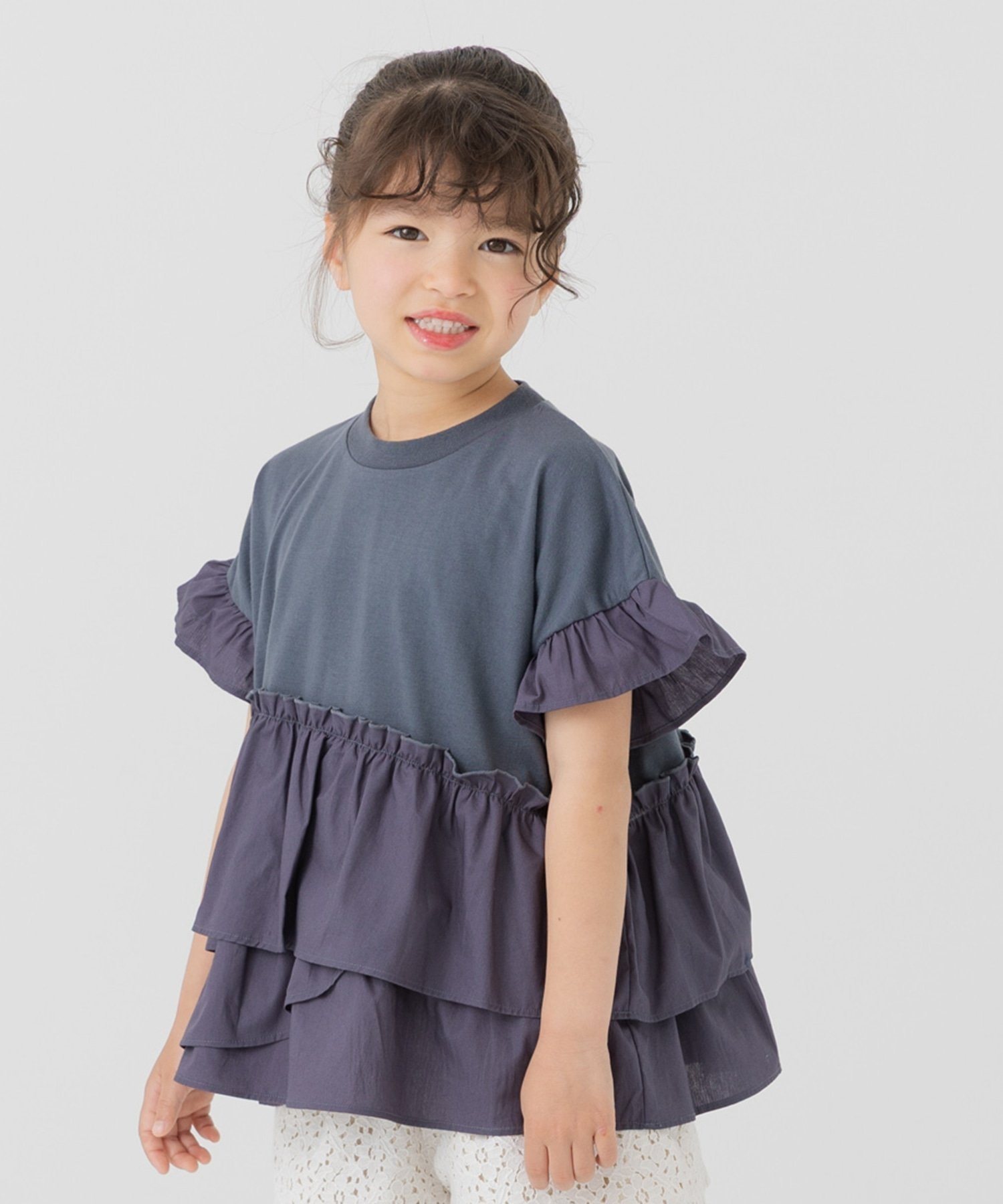 chil2（チルツー）ランダムフリルドルマンチュニックフリルがランダムにデザインされたドルマンTシャツ＊フリル部分はブロード生地を使用。天竺と布帛の異素材ドッキングが甘くなりすぎず、ティアードフリルがトレンドライクな1枚。型番：111596...